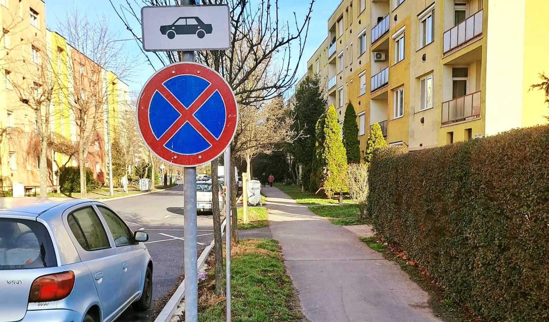 Kikerültek a megállni tilos táblák a szombathelyi Károly Róbert utcába