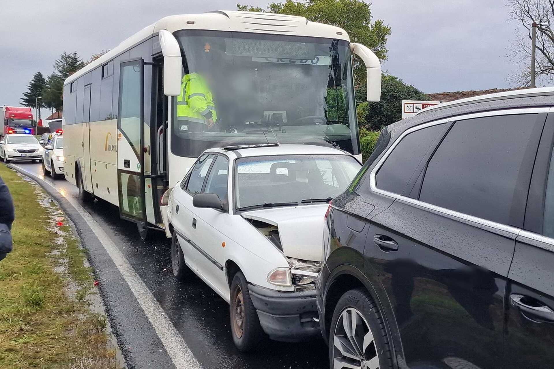 Busz tolt össze álló kocsisort a 86-os főúton, Szombathely Petőfi-telepnél