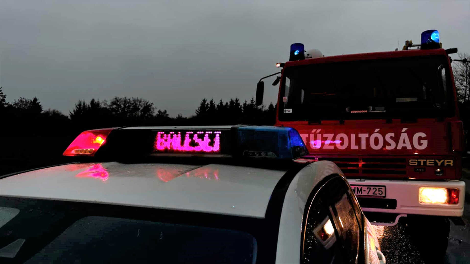 Szalagkorlátnak hajtott egy autó a 89-esen