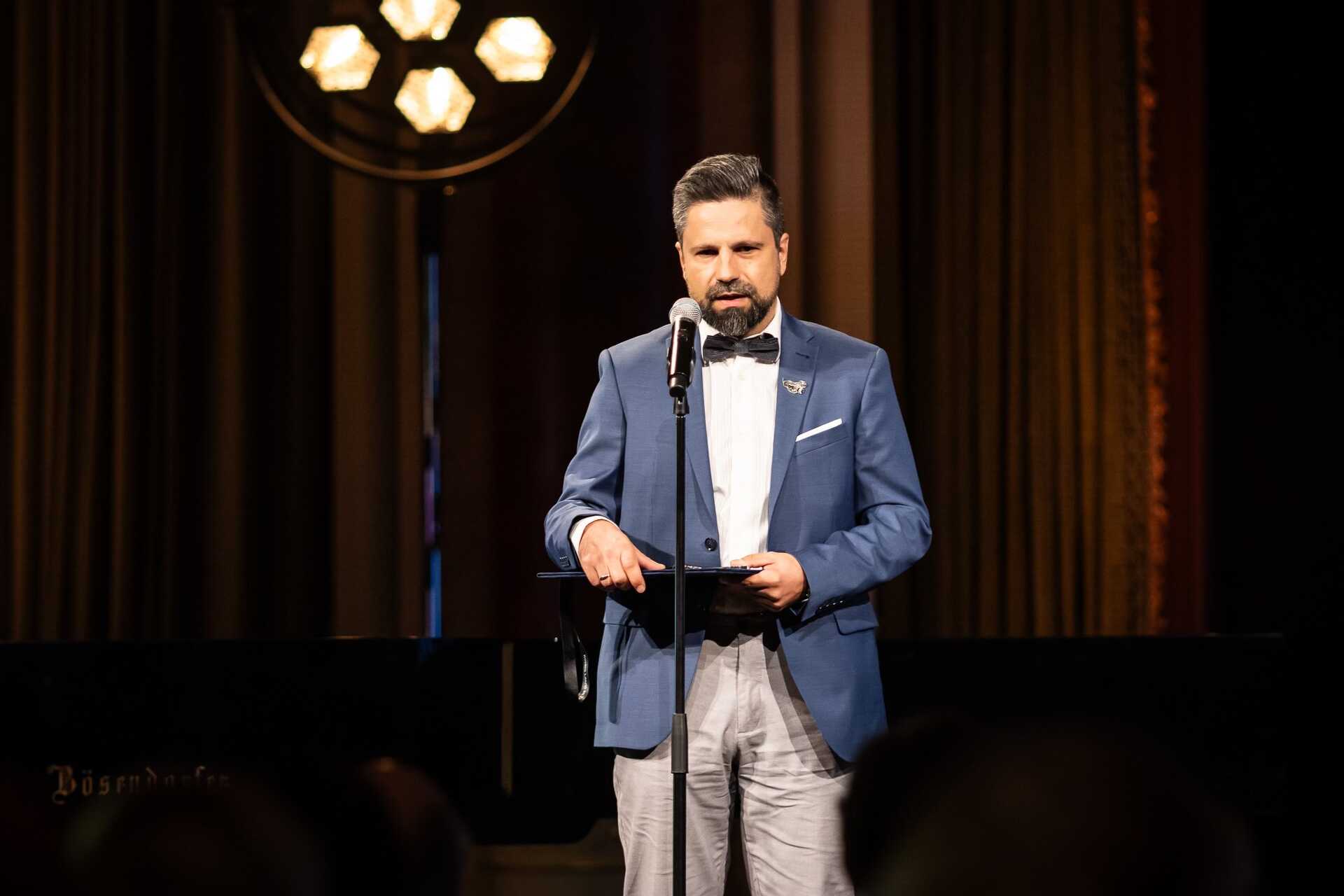 Rangos díjat nyert a szombathelyi operatőr, Tóth Gergely egy thrillerért és már készül is az új ...