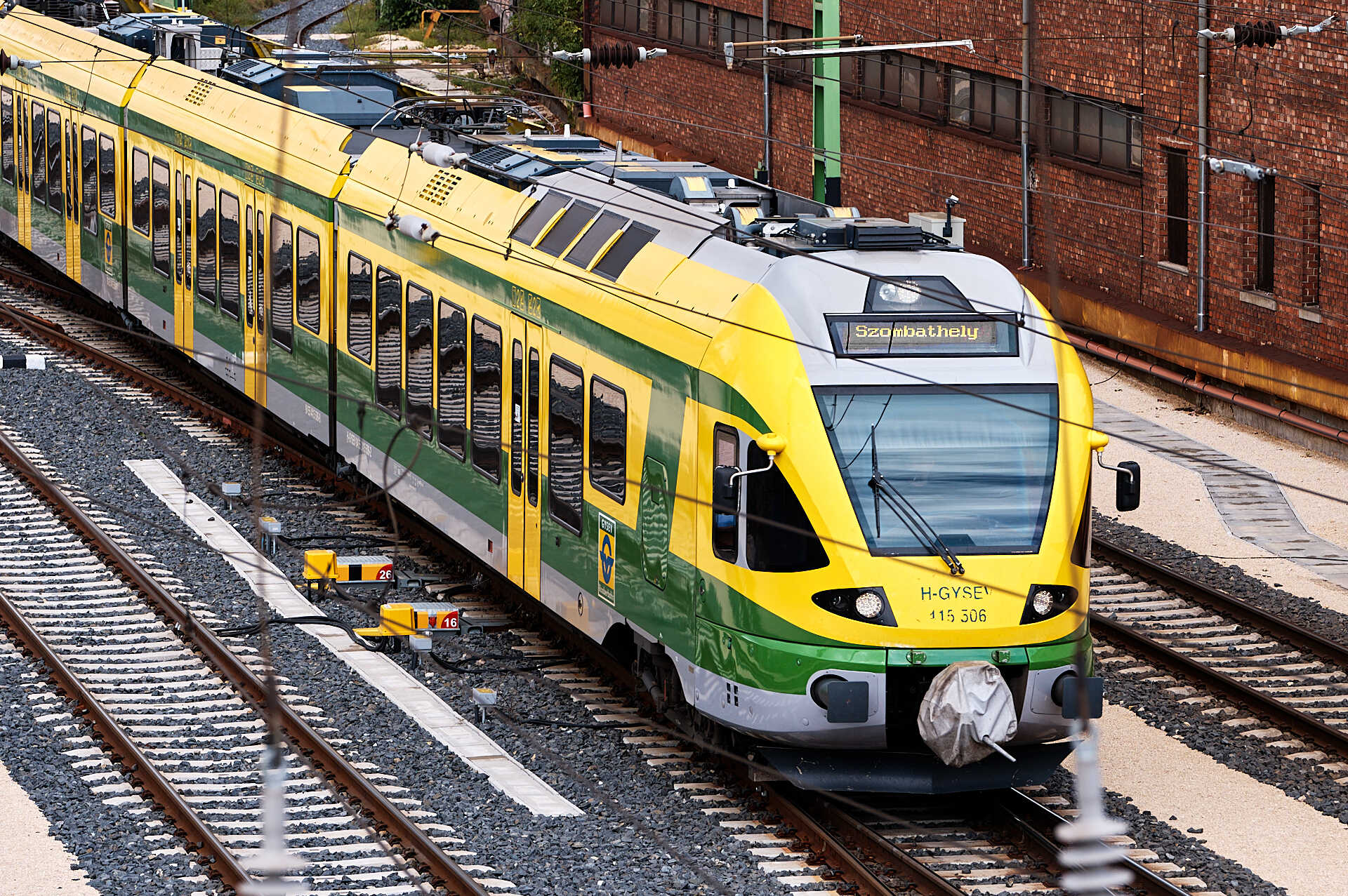 A nyár végéig csak Kelenföldig mehetünk vonattal, pár napig buszozni is ...