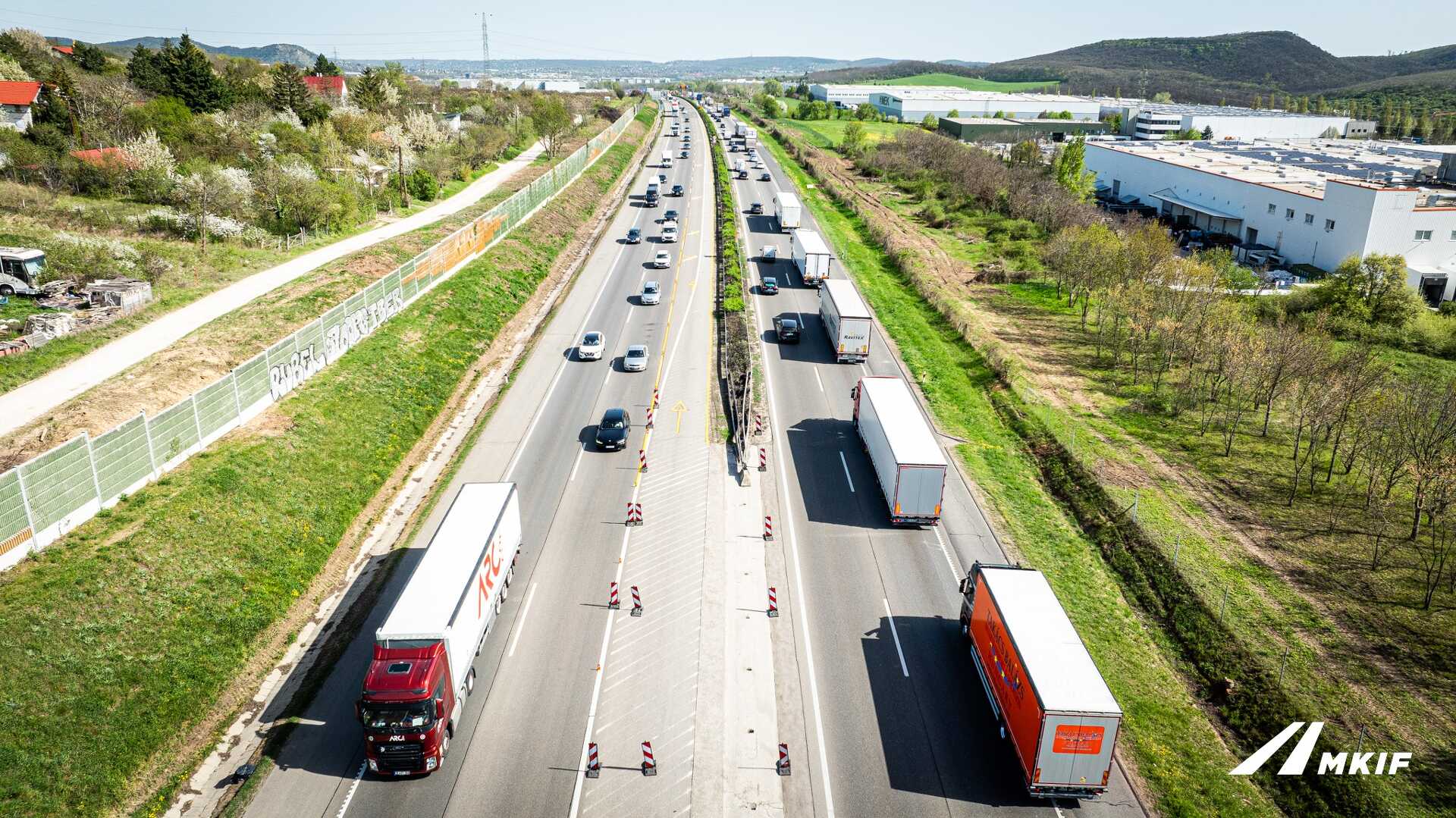 Két kamion ütközött az M1-esen, tíz km-es torlódás alakult ki