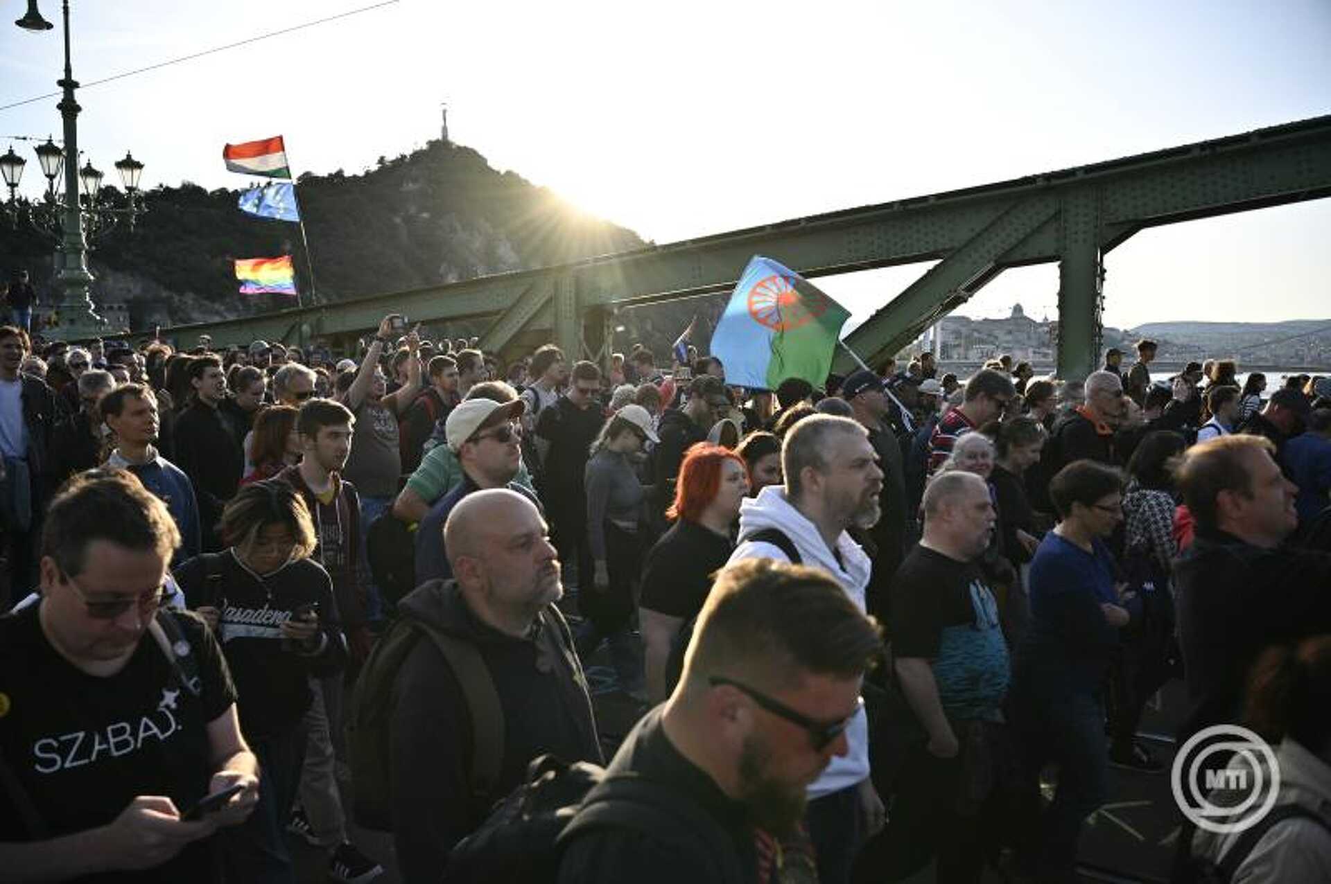 Hadházy Ákos ma a Szuverenitásvédelmi Hivatalhoz akart vonulni a tüntetőkkel, de ez nem jött össze