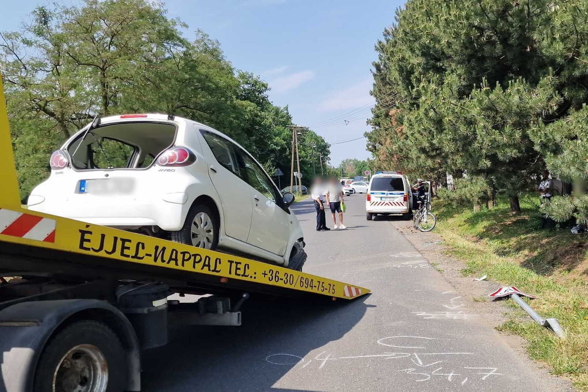 Táblát döntött és árokba csapódott egy kocsi Szombathelyen