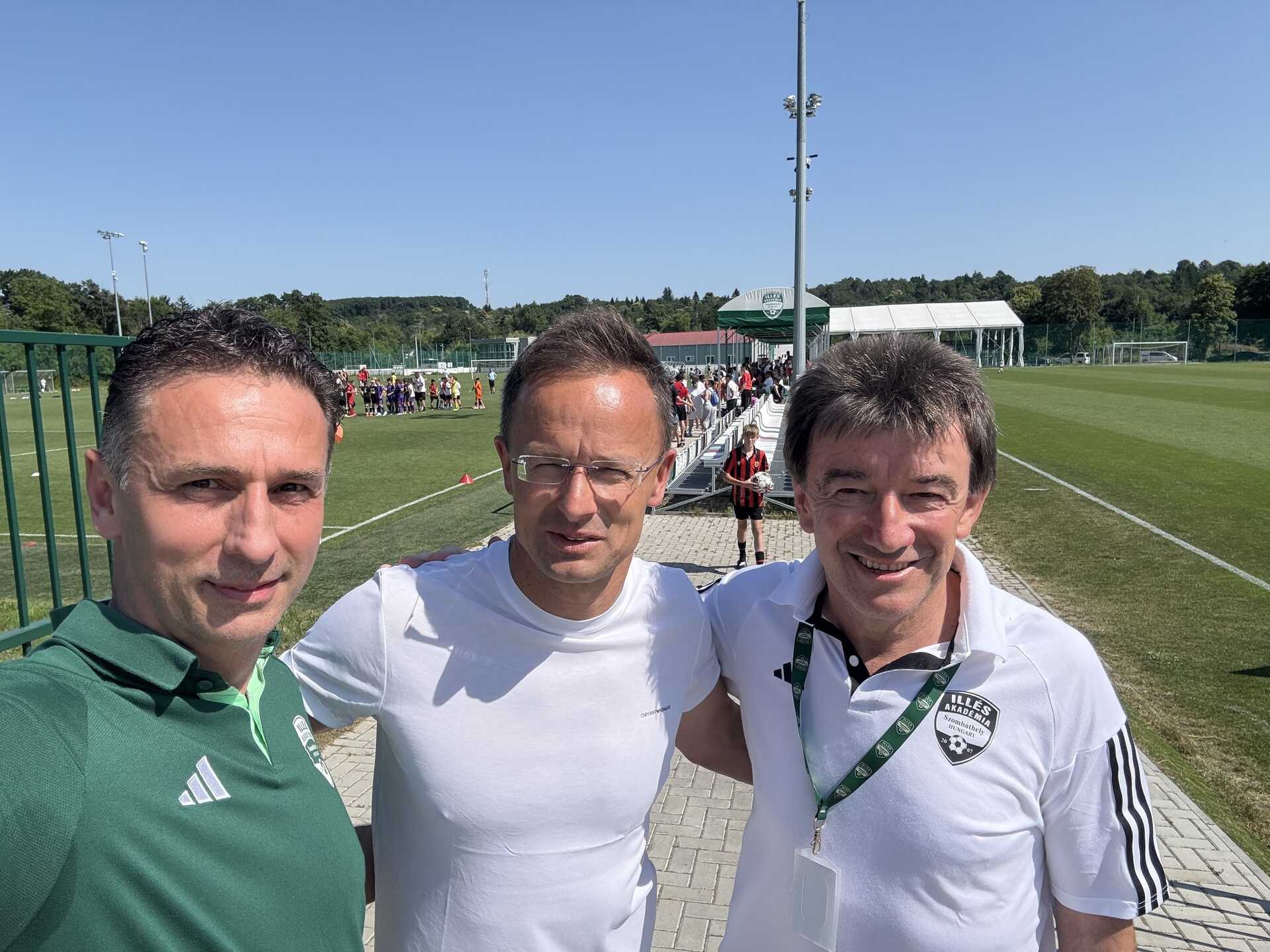 Szijjártó Péter Illés Bélával szelfizett