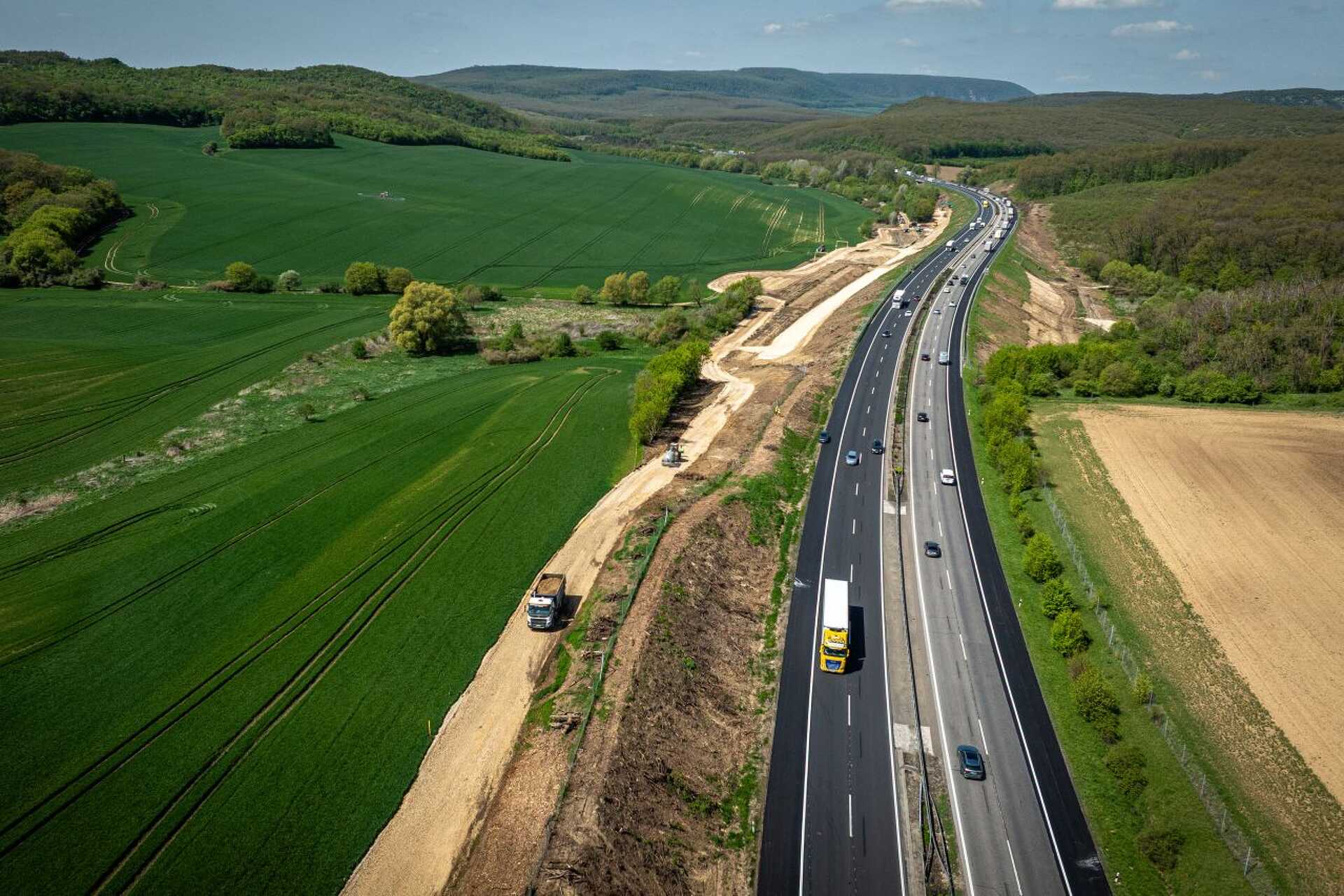 9-10 kilométeres torlódás az M1-esen mindkét irányban