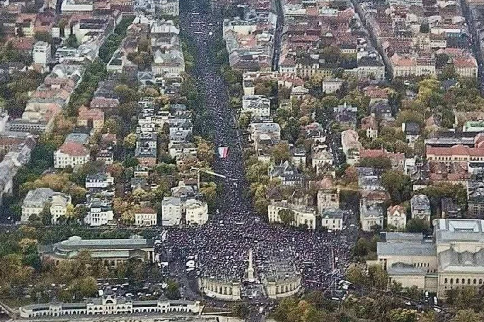 Hiába zárták le a légteret, mégis készült egy légifelvétel Magyar ...