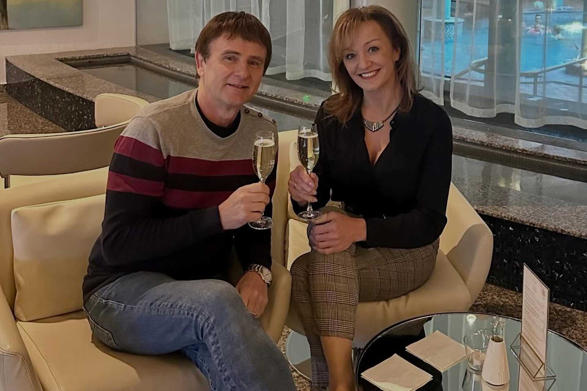 „Kell egy kis áramszünet…” – Szandi Vas megyében romantikázik férjével