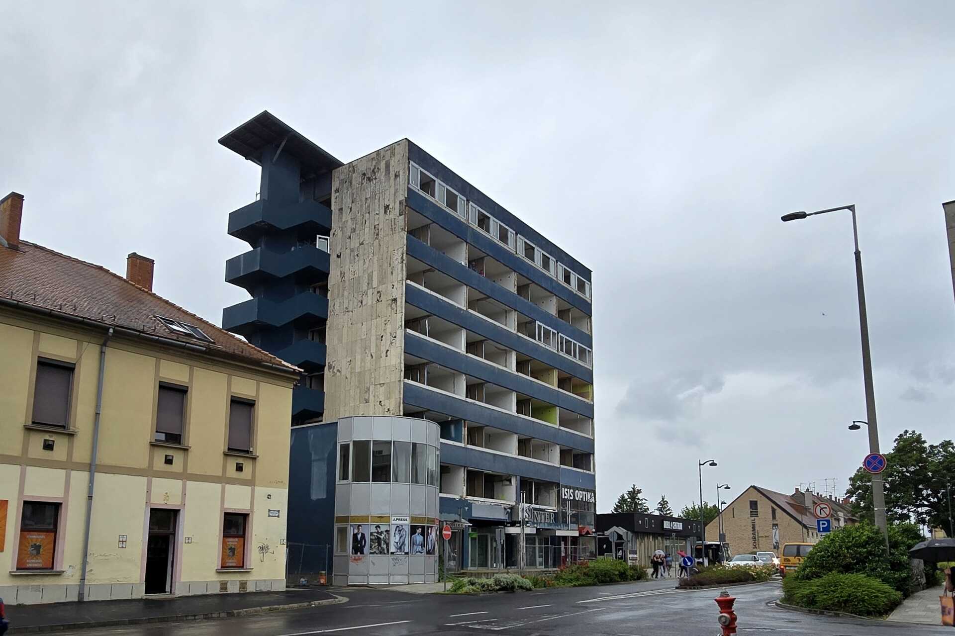 Lassan végleg eltűnik a régi Hotel Isis – lakóház lesz a legendás ...