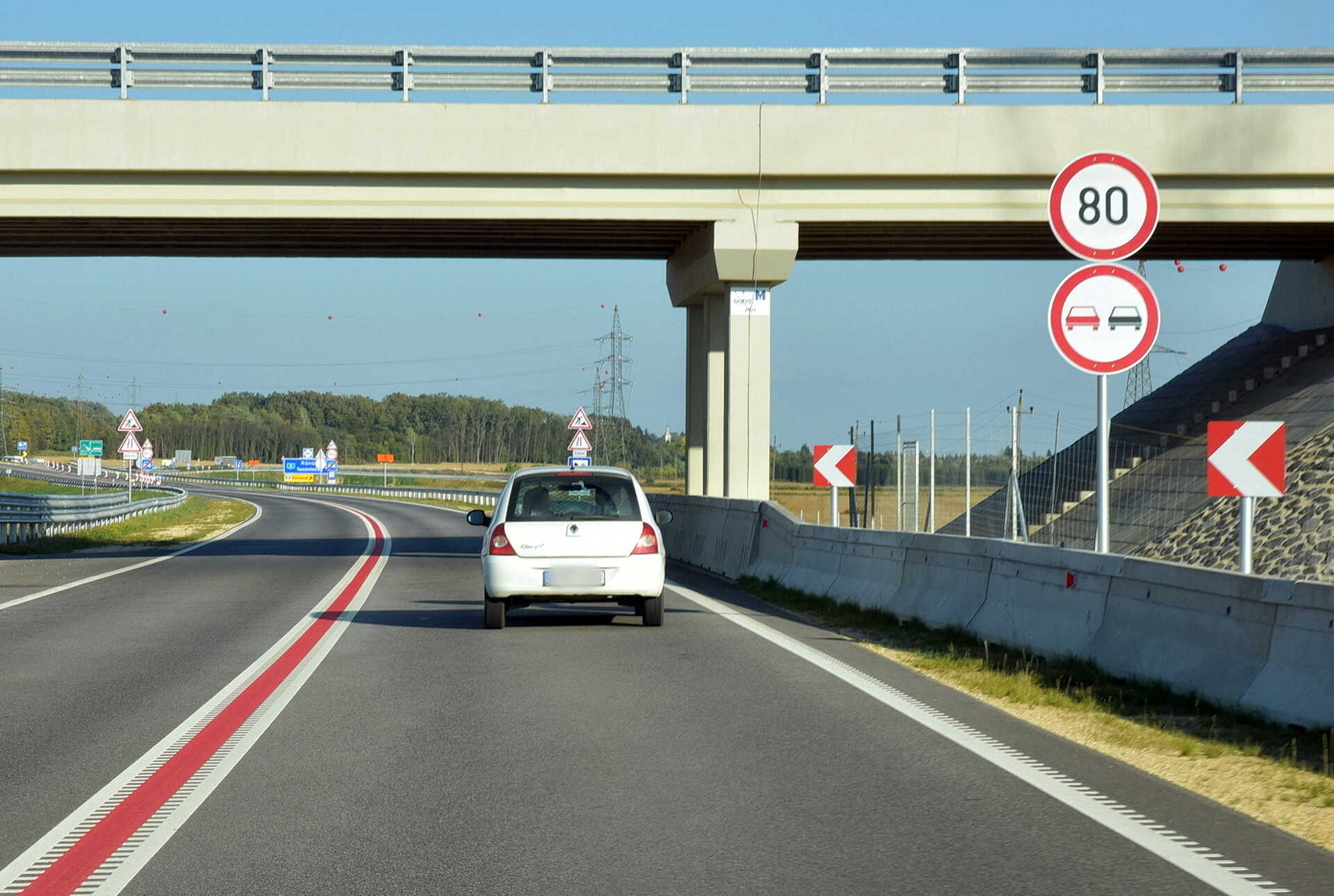 Az M80-as eddig átadott szakasza útszűkülettel, sebességkorlátozással ...