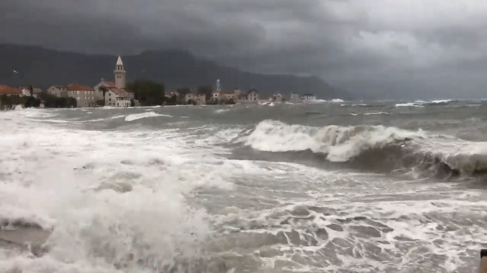 Videón: letarolta a szélvihar Horvátország tengerpartjait is