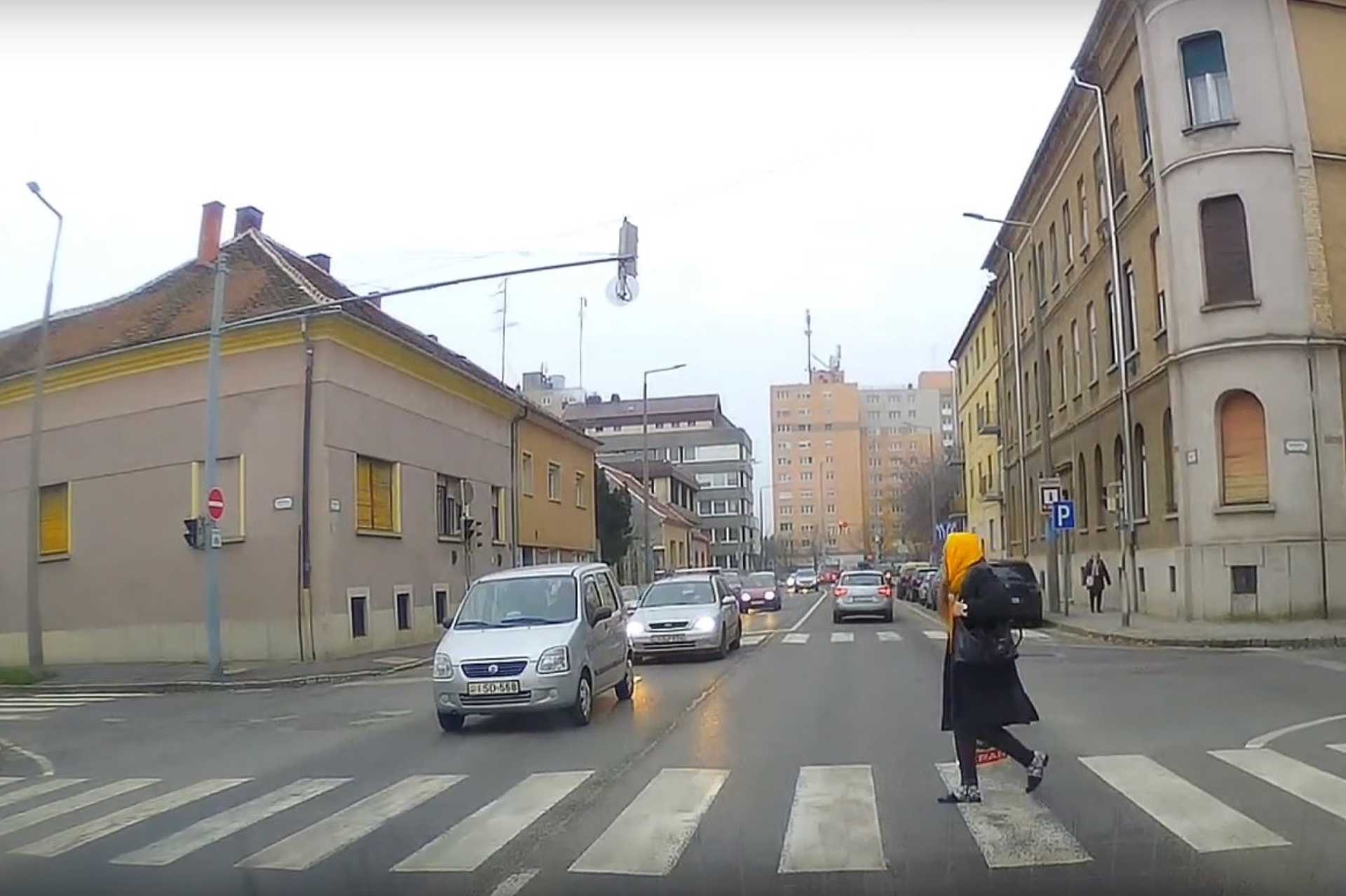 Videó: Szépen megköszöni a gyalogos, hogy átengedik Szombathelyen a ...