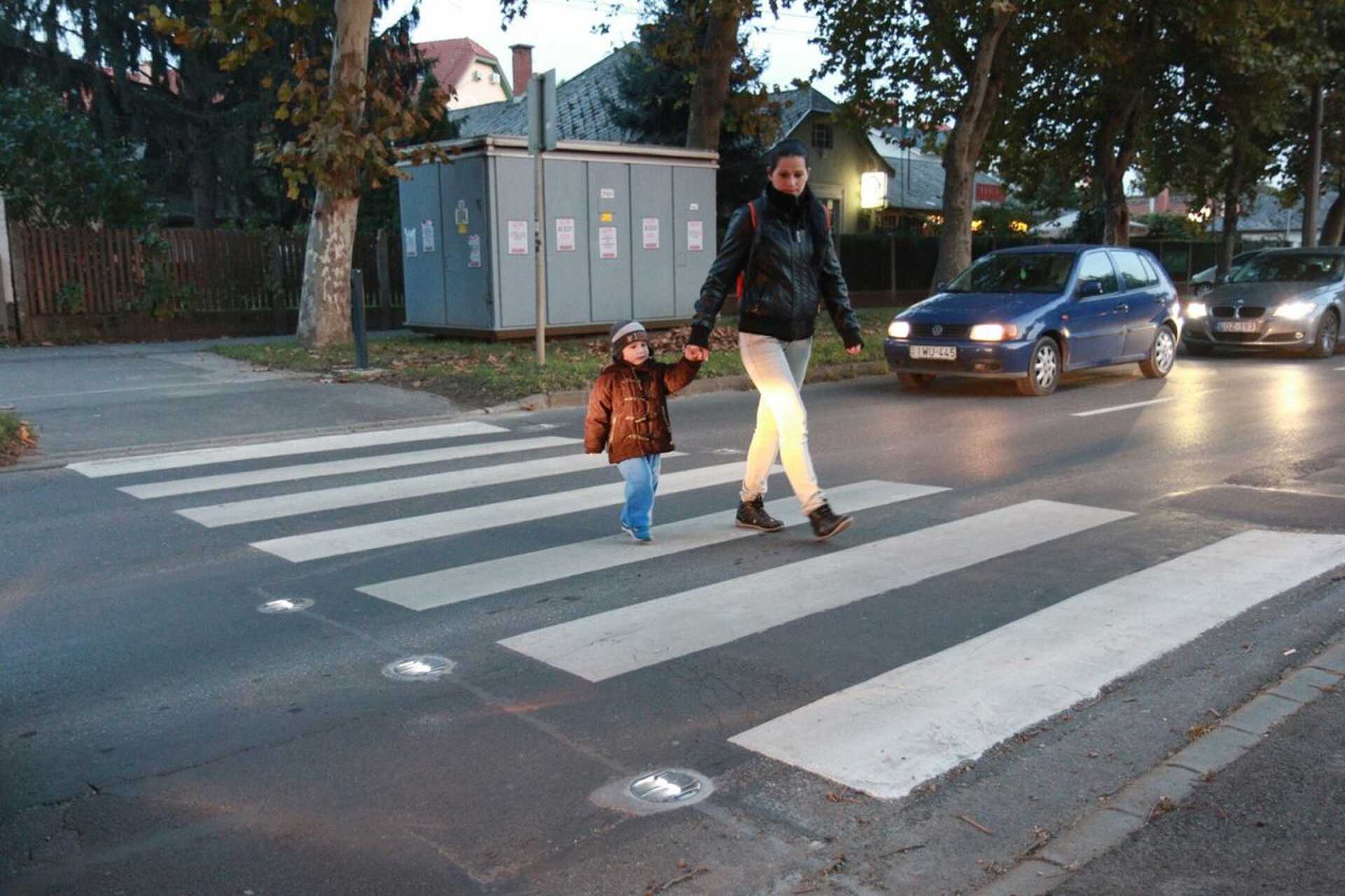 Itt az okos zebra, villogó fénnyel figyelmezteti majd az autósokat ...
