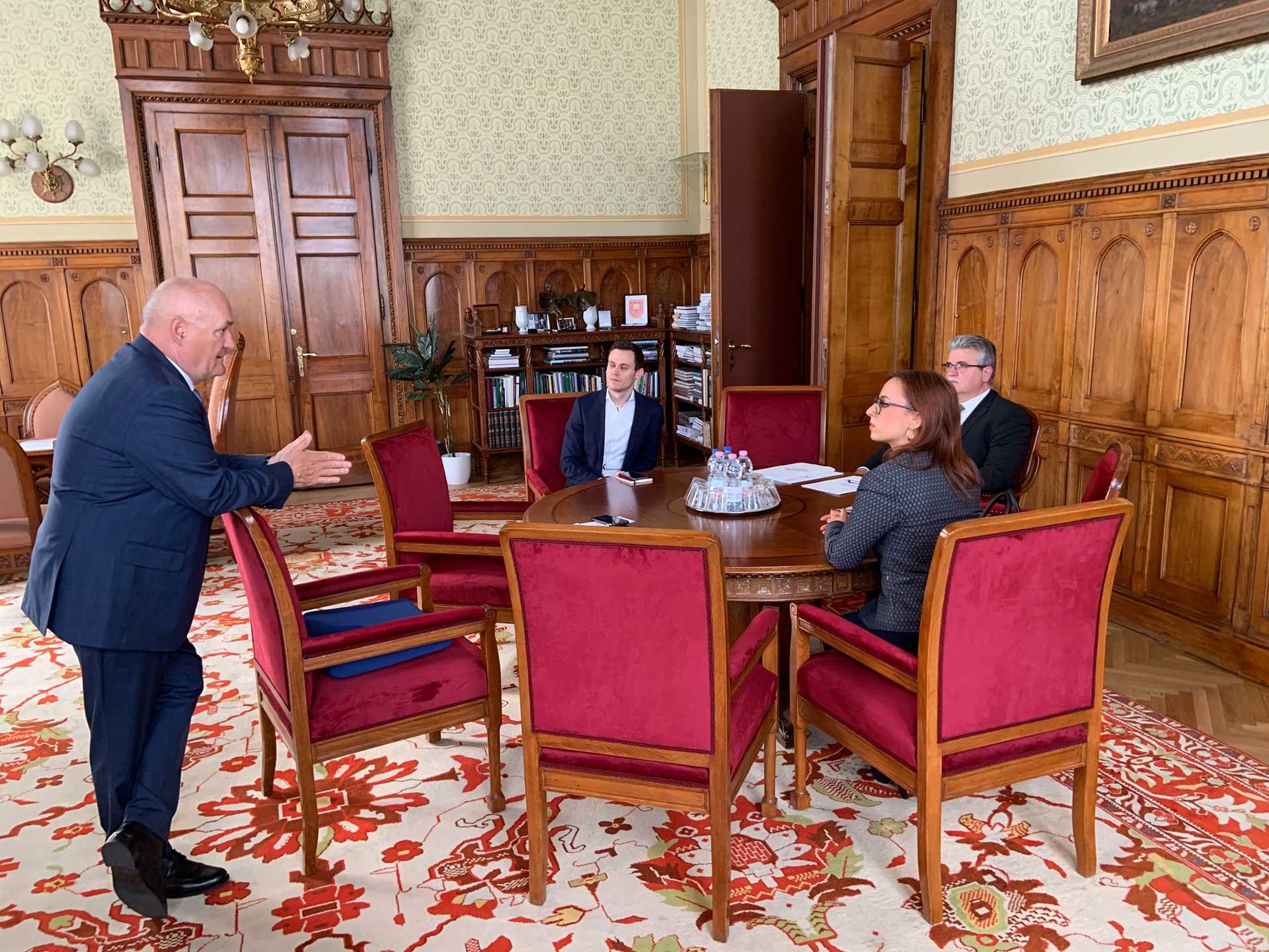 Hende Csaba a kezünket simogatja vagy a torkunkat fojtogatja?