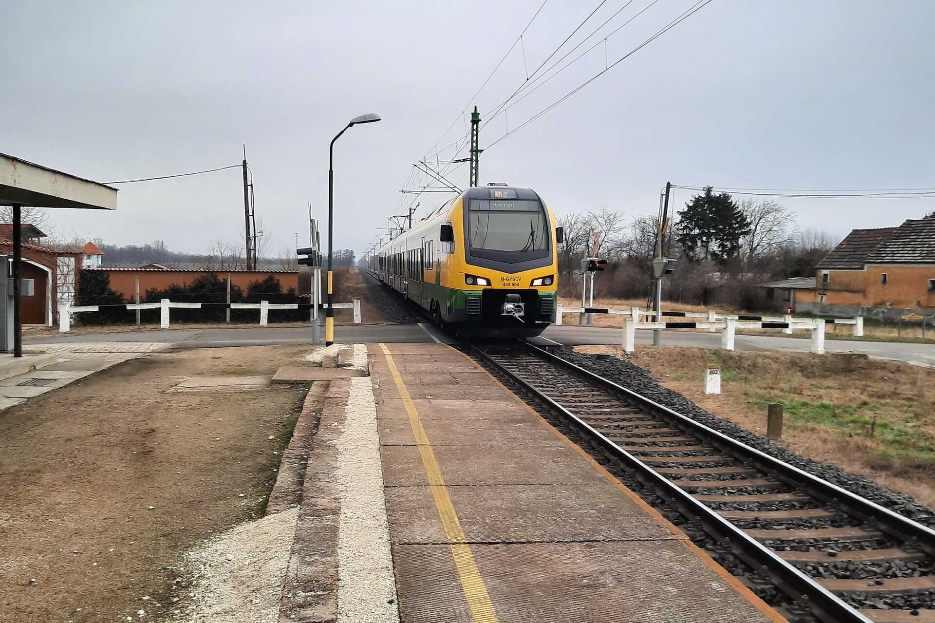 „Tessék belegondolni a falu közepén száguldó gyorsvonatba, sorompó ...