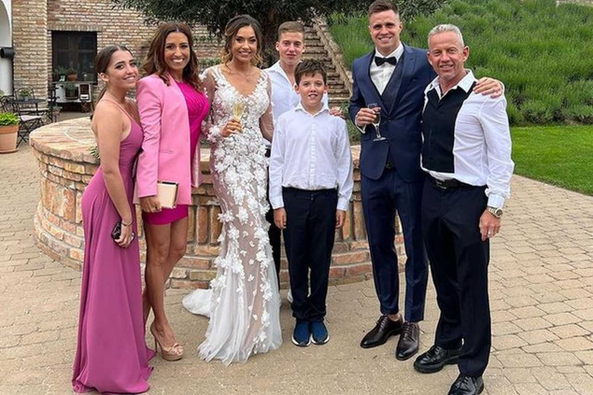 A nap talán legfontosabb híre: ma volt Rubint Rella esküvője