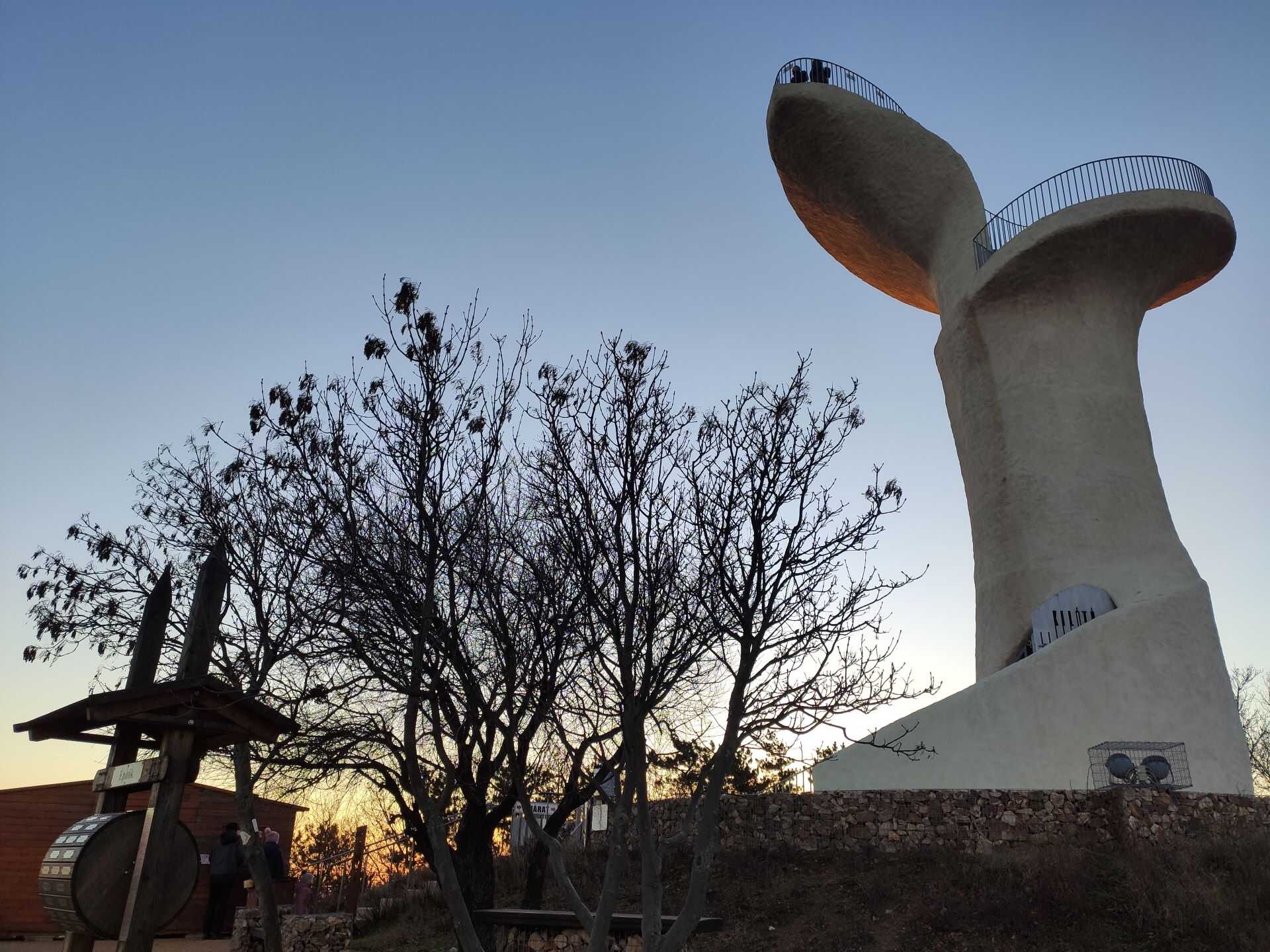 Bámulatos körpanoráma a Velencei-tóra – De mire hasonlít ez a kilátó?