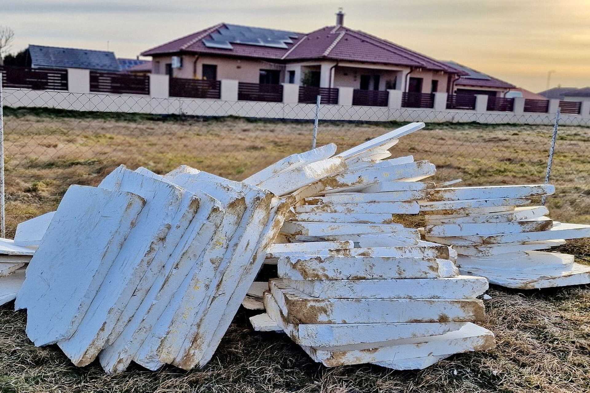 Építőmunkások szedték össze a viharban elrepült hőszigetelő lapokat ...