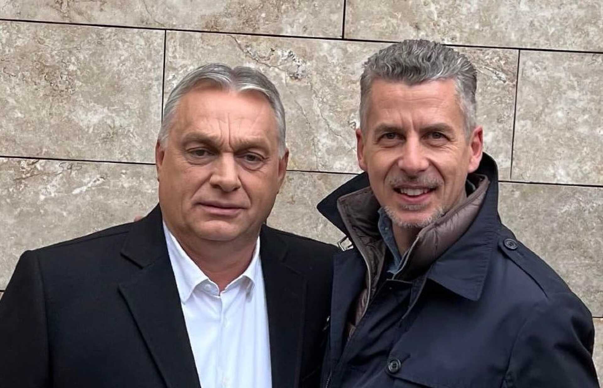 Fotó készült Rákay Philipről, ahogyan a százmilliós autóját mosogatja