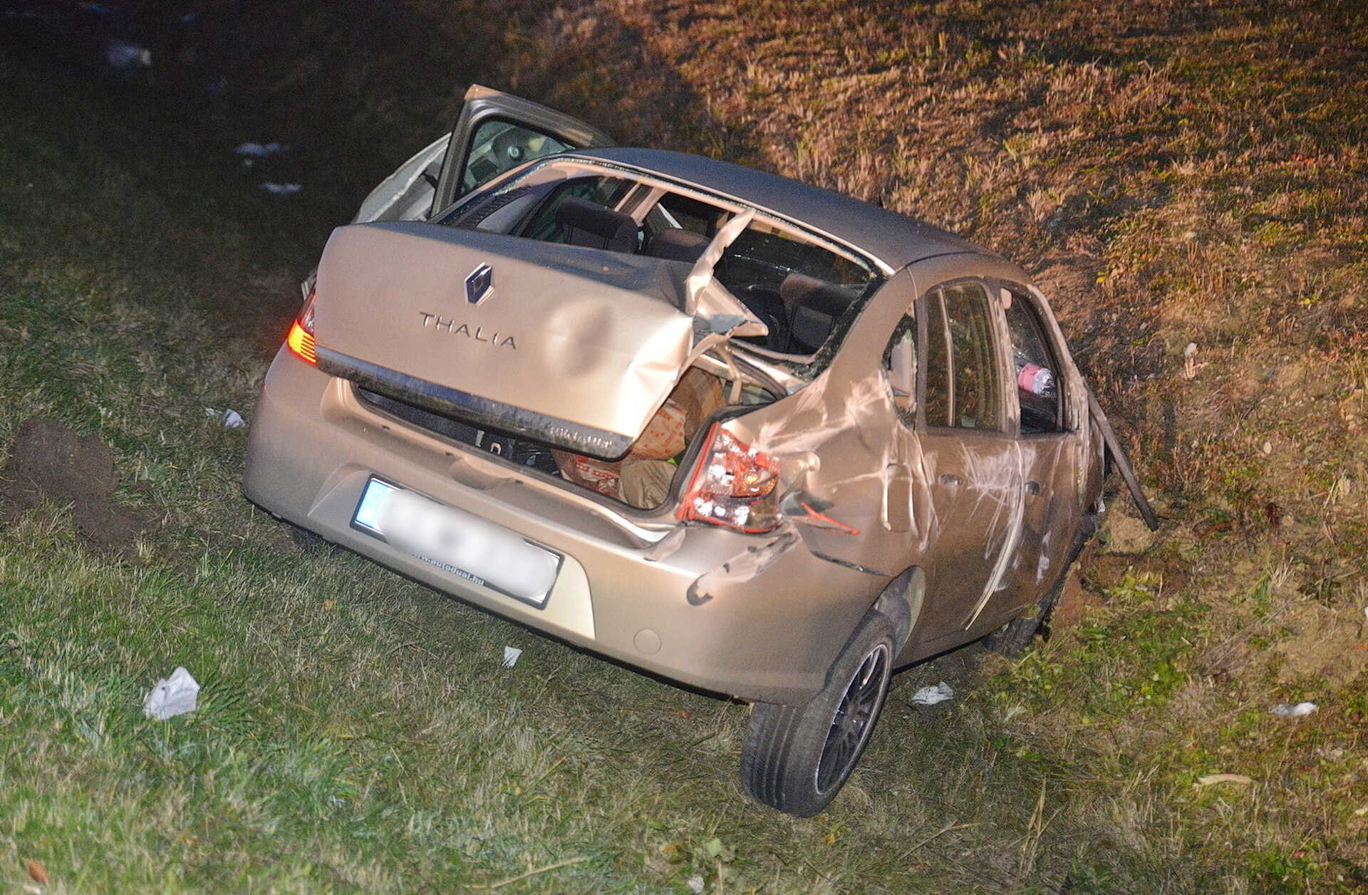 Az oldalán csúszott le az M86-os autóútról egy Renault Vép közelében