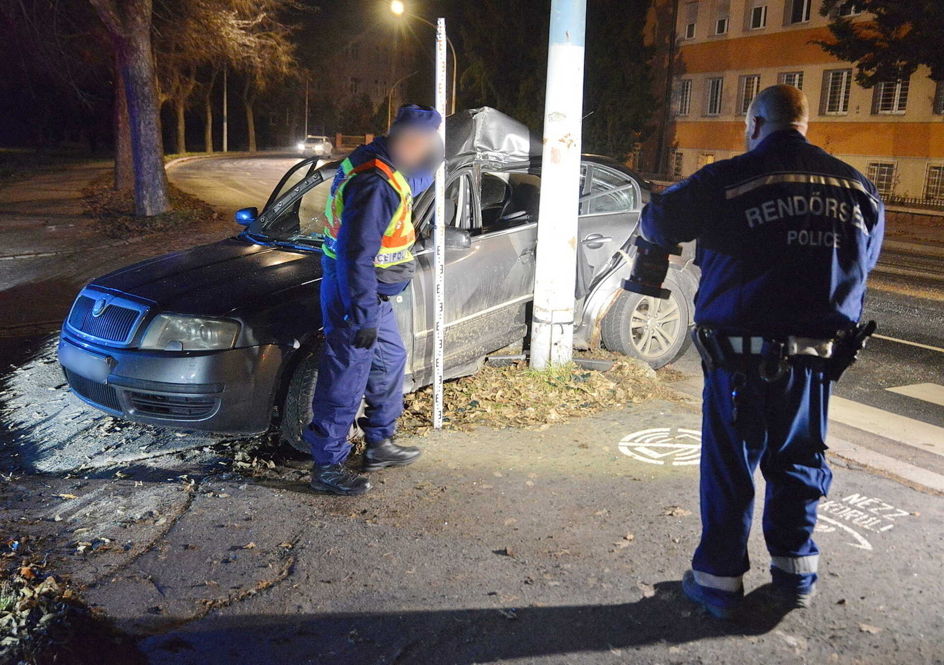 Friss jogosítvánnyal sodródott oszlopnak Skodával egy férfi Szombathelyen