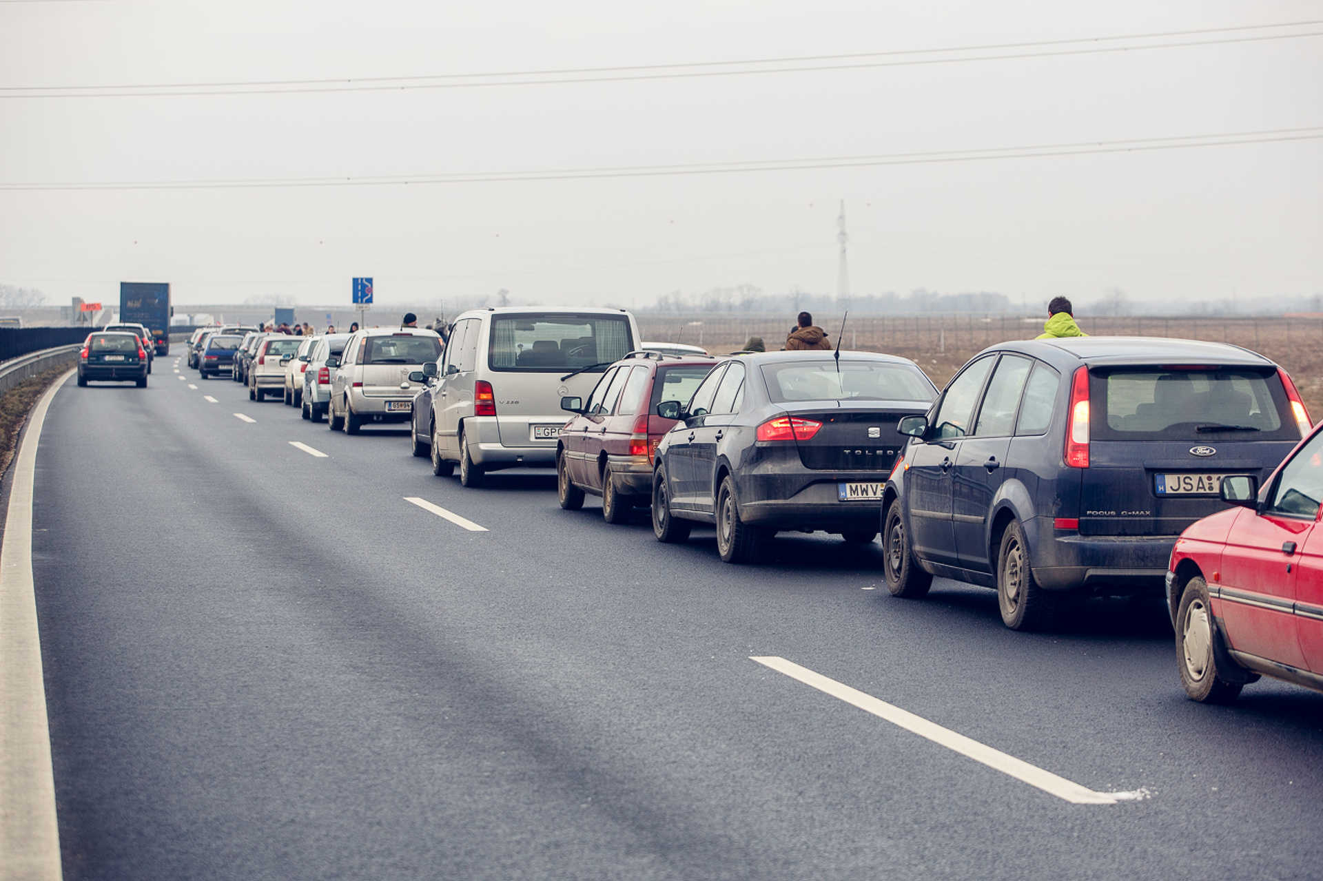 Kamionba hajtott egy furgon az M1-esen