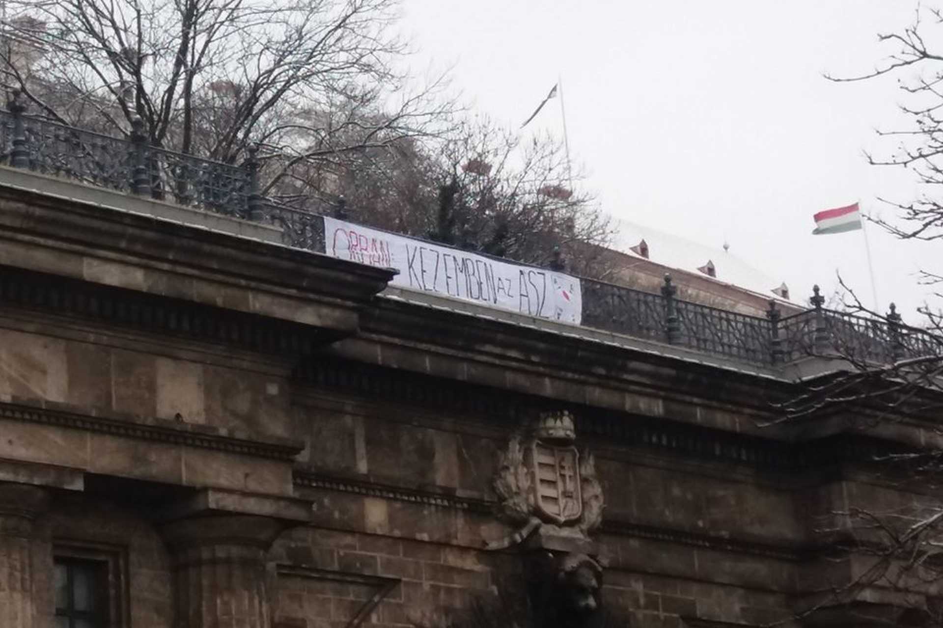 ORBÁN: KEZEMBEN AZ ÁSZ! felirat jelent meg a budai Alagút bejárata felett