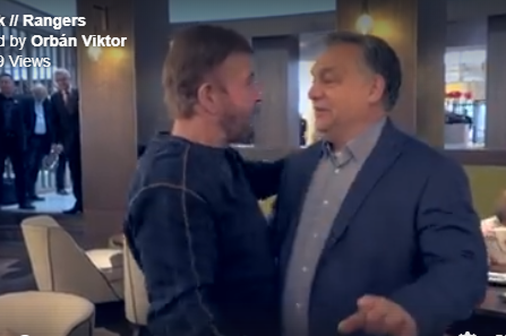 Videó: Orbán Viktor Chuck Norrist és feleségét taxtizta Budapest utcáin