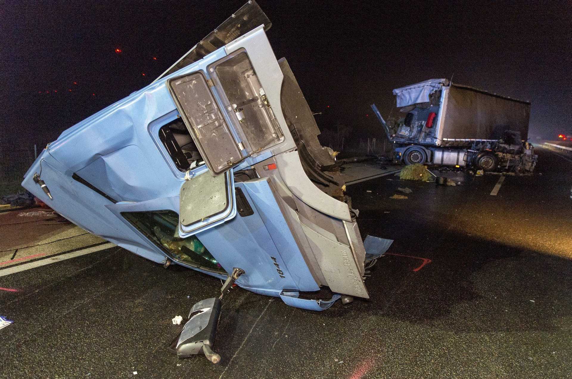 Kamion és busz ütközött hétfőn hajnalban az M1-es autópályán