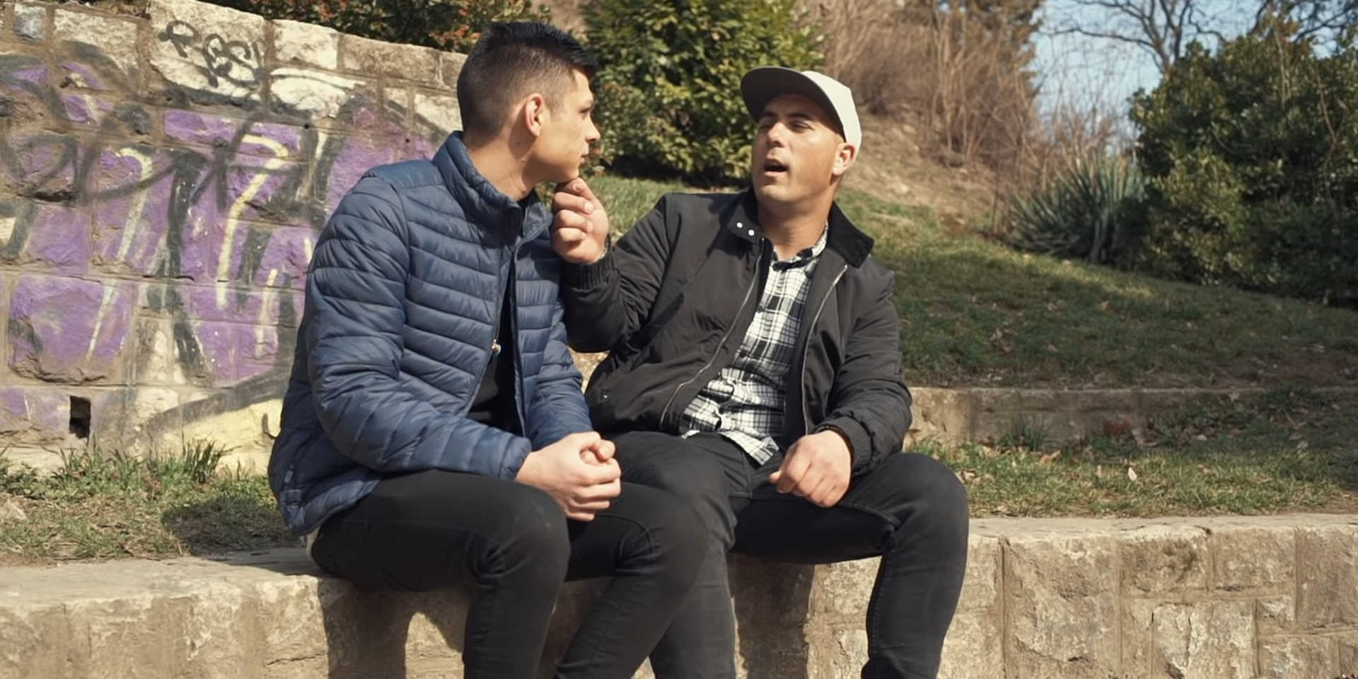 Itt az első meleg pasis magyar videóklip - ráadásul mélyszegénységből jövő romákkal