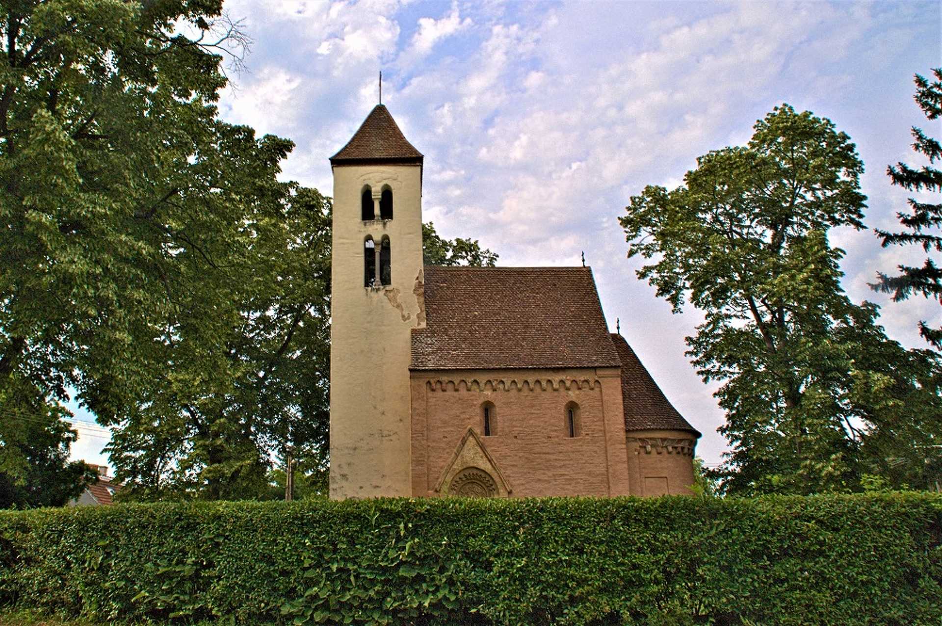 Tündérmeséből itt felejtett templomocska Csempeszkopácson