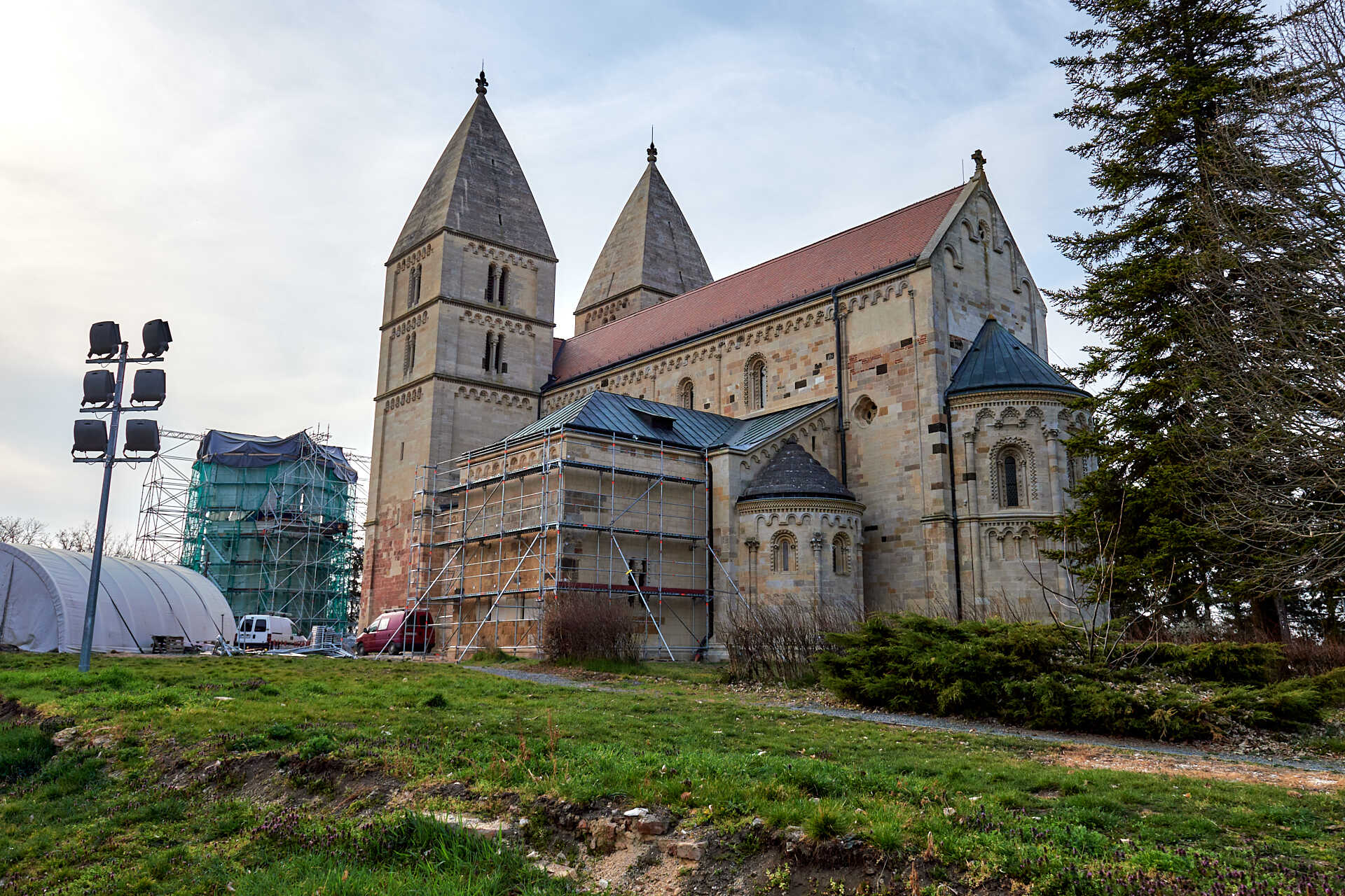 Így néz ki a felújítás alatti jáki templom