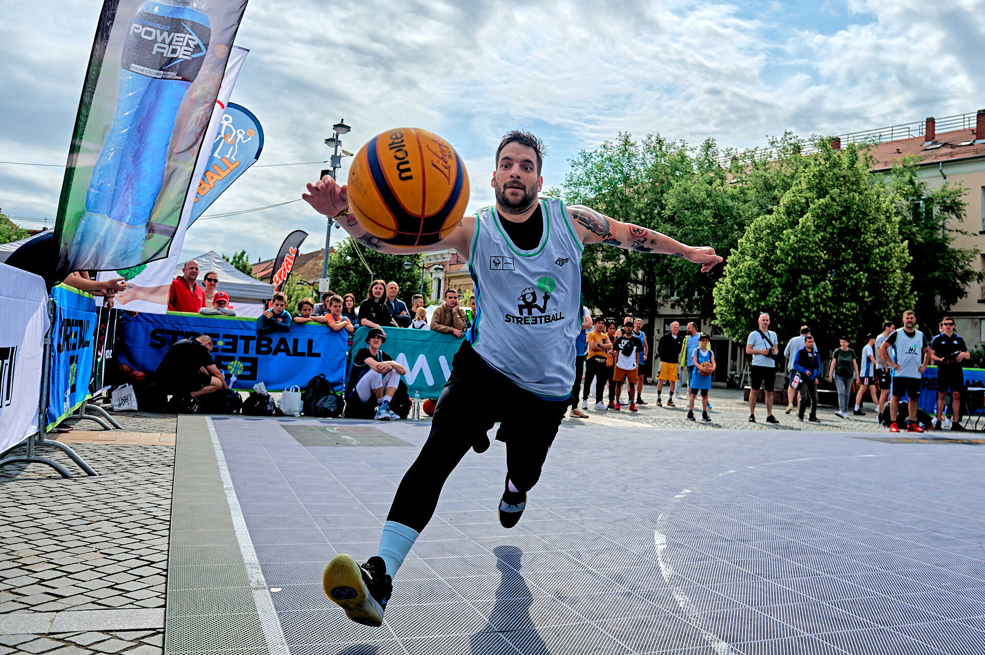 61 streetball csapat küzd meg egymással a szombathelyi Fő téren