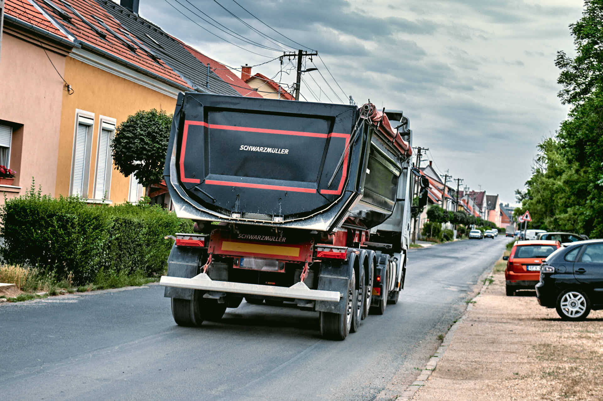 Kamionok teszik tönkre a szombathelyi Lovas utca lakóinak életét ...
