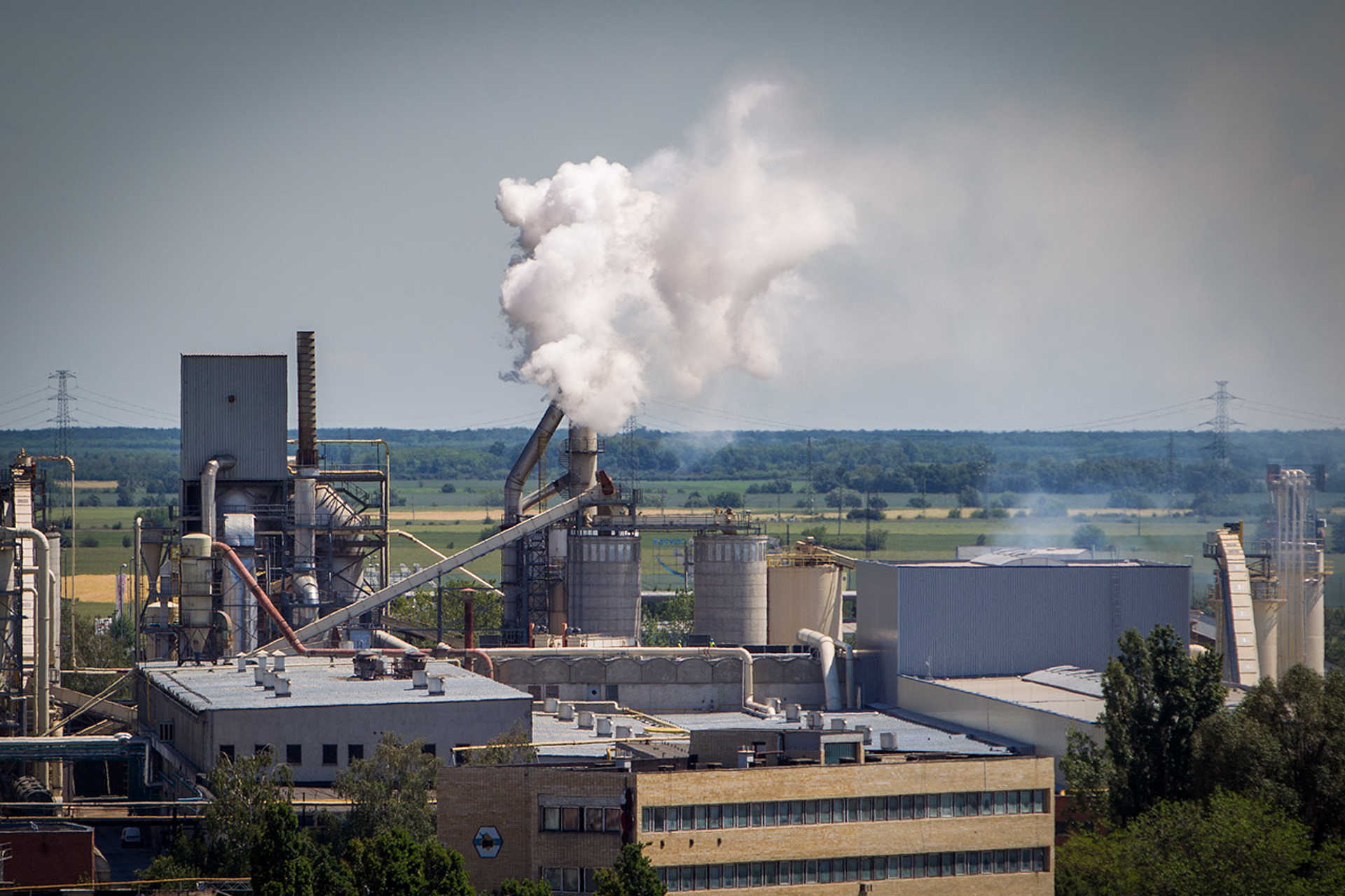 Mivel tüzel a Falco-gyár?