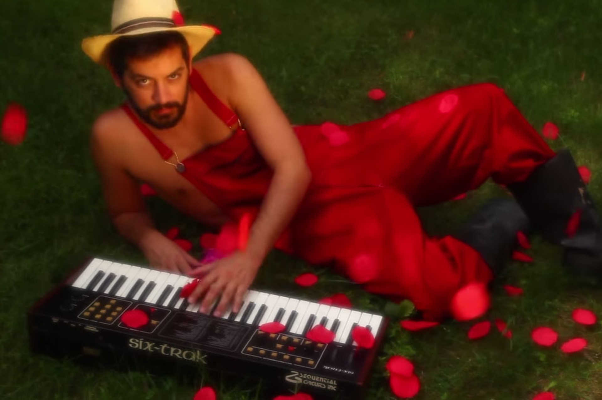 Hős magyar fiúk szintetizátorokkal szerelmeskednek ebben a pompás klipben