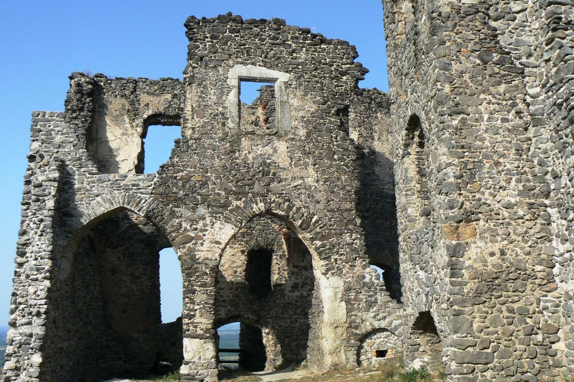 Lezuhant egy tizenéves fiú a somlói vár faláról