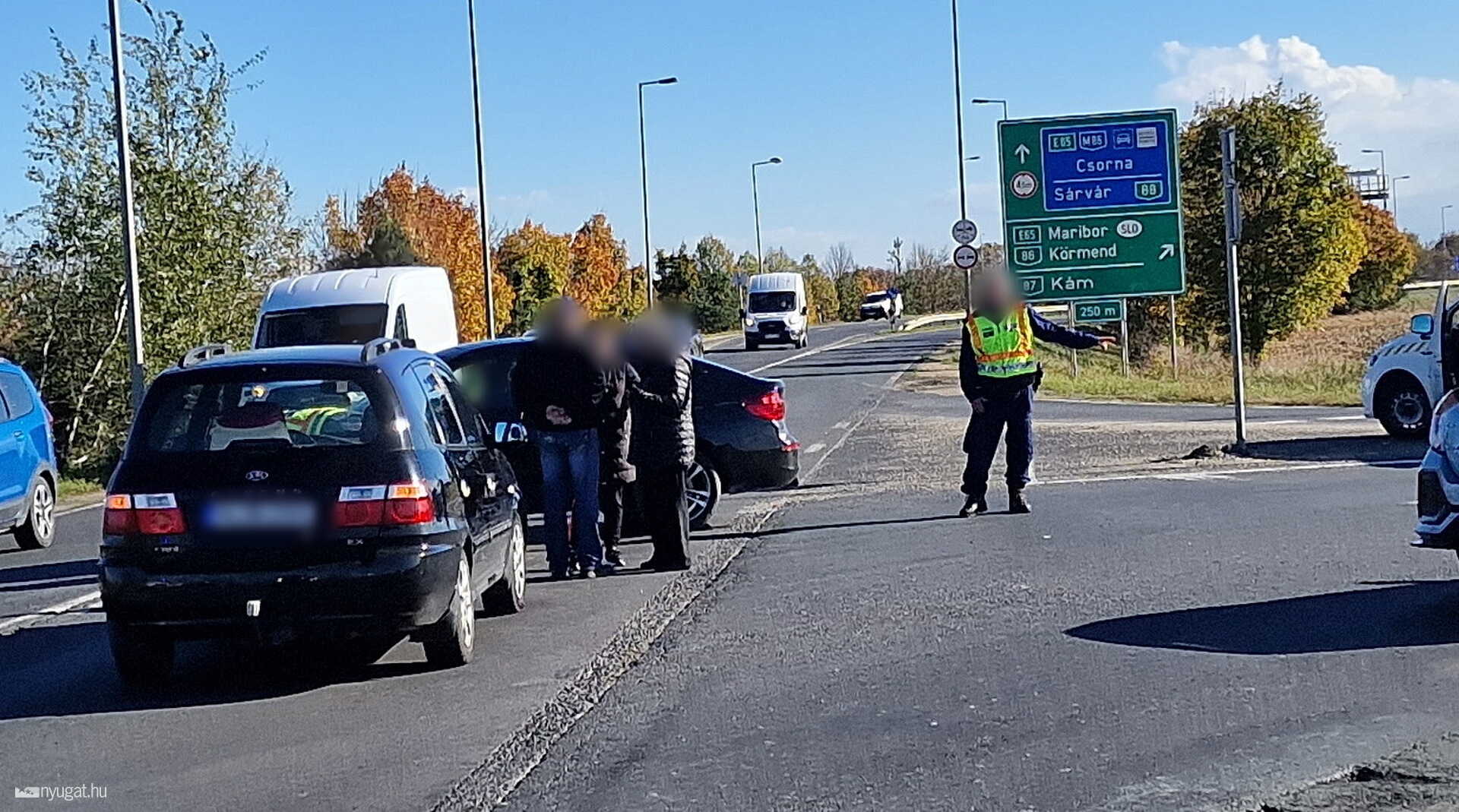 Jobbra indexelő autó elé hajtott ki egy balra kanyarodó kocsi a 87-es főúton