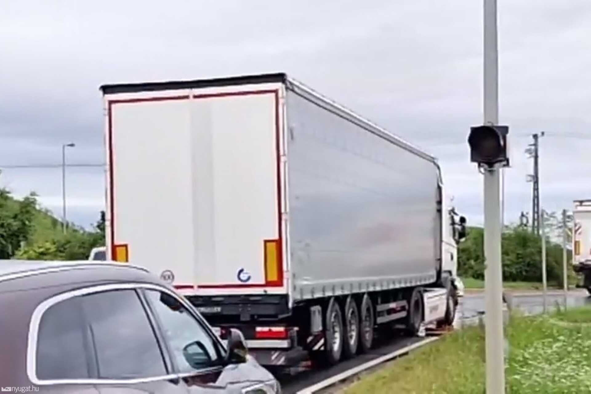 Körforgalomban robbant le egy kamion Szombathelyen