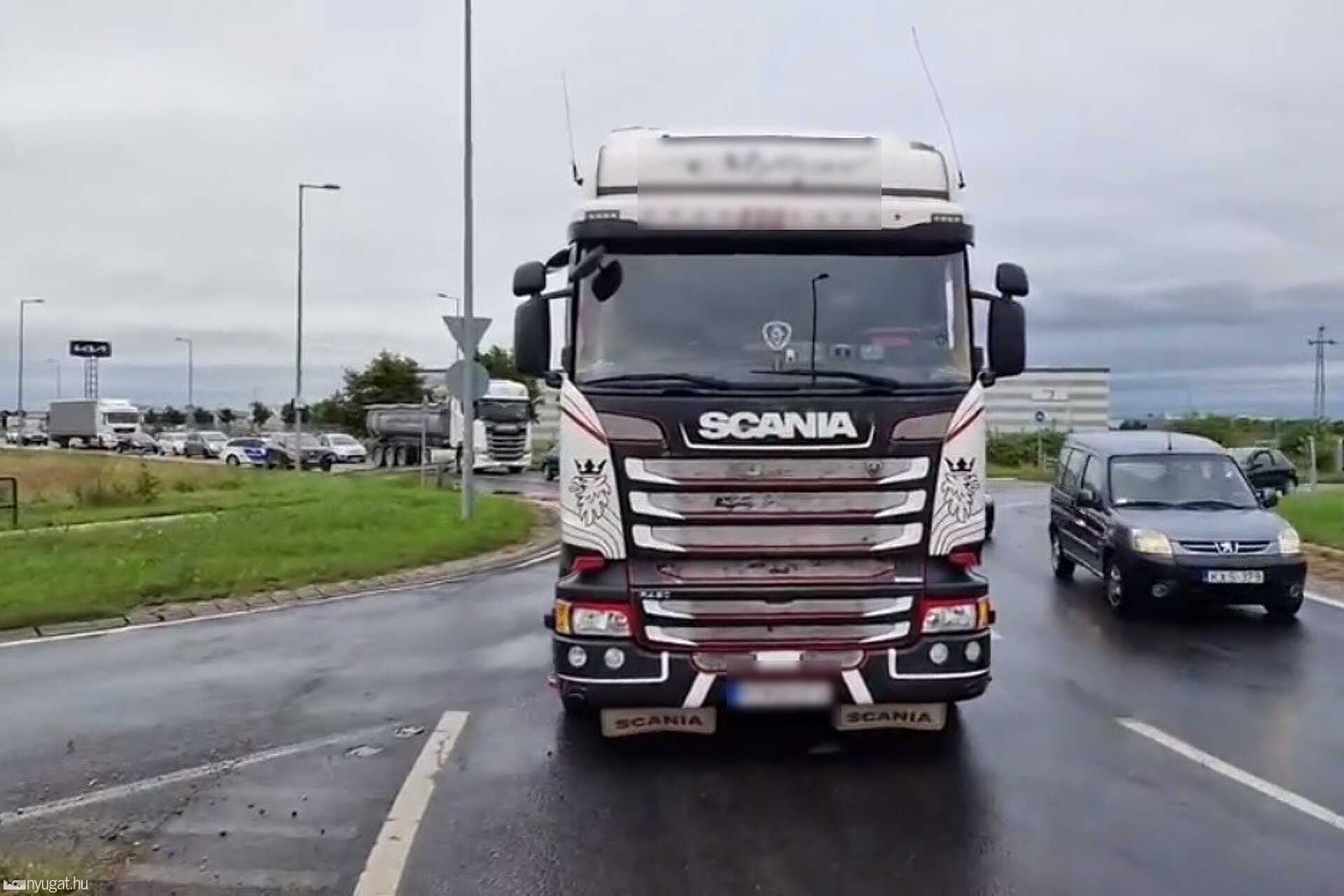 Körforgalomban robbant le egy kamion Szombathelyen