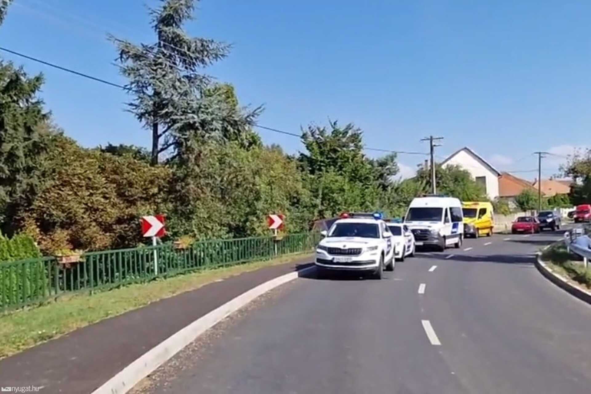 Migránsokkal hajtott kerítésnek egy furgon Náraiban