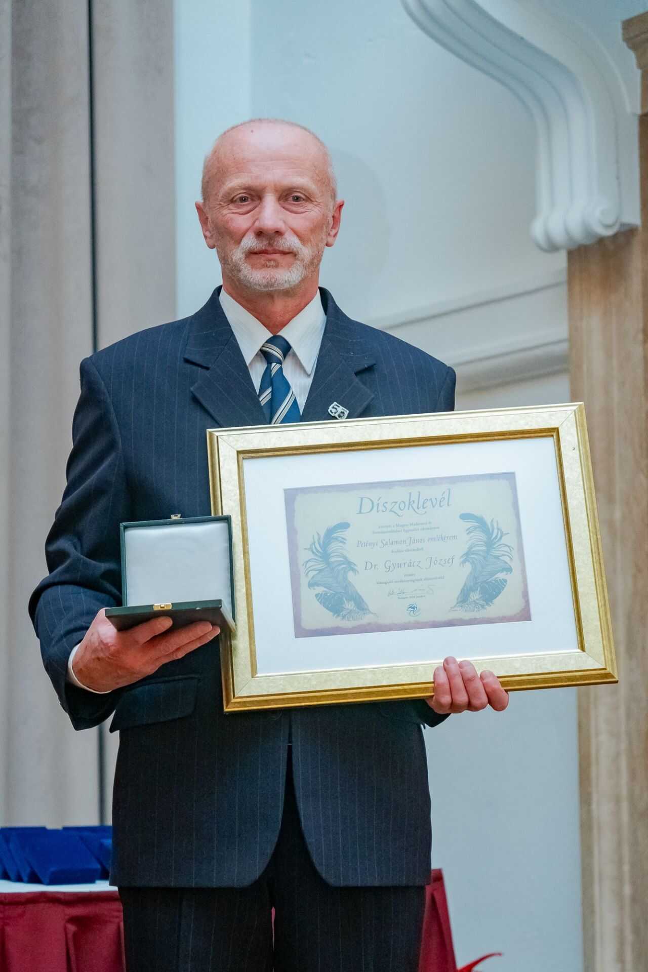 Kitüntették Gyurácz Józsefet, az ELTE-SEK tanszékvezetőjét