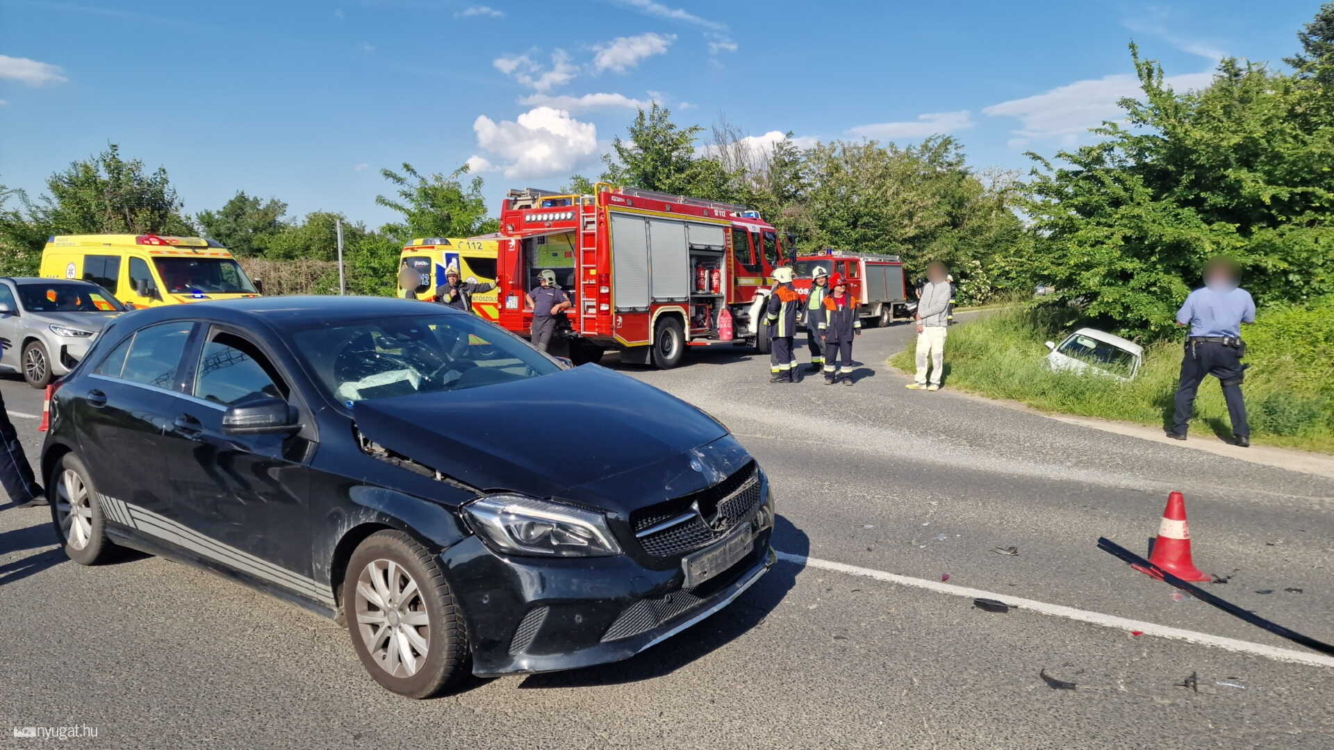 Friss jogosítványos fiatal hajtott Mercedes elé egy Forddal a 87-esen