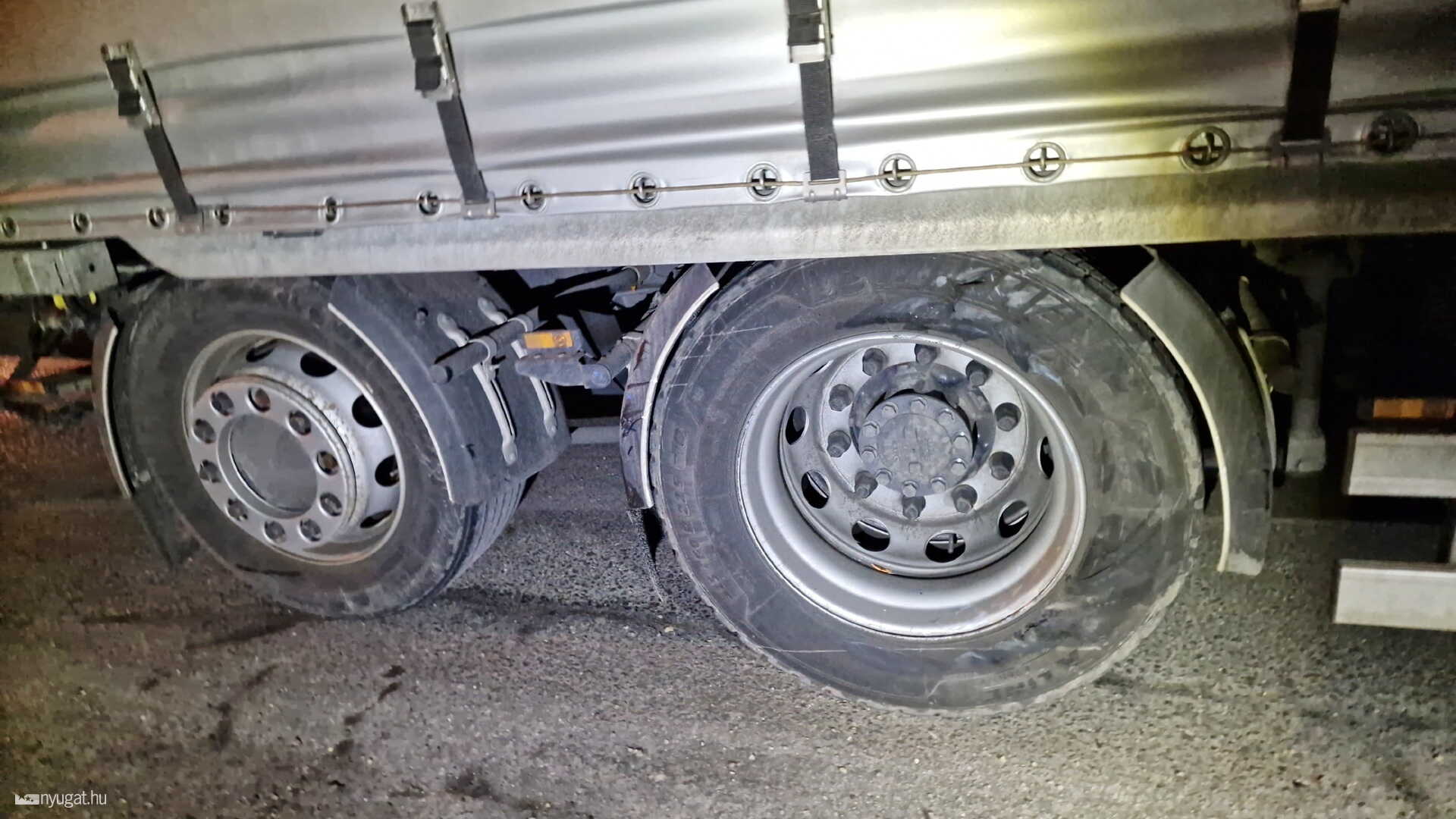 DAF kamion kerekéről pattant árokba egy Daewoo Szombathely határában