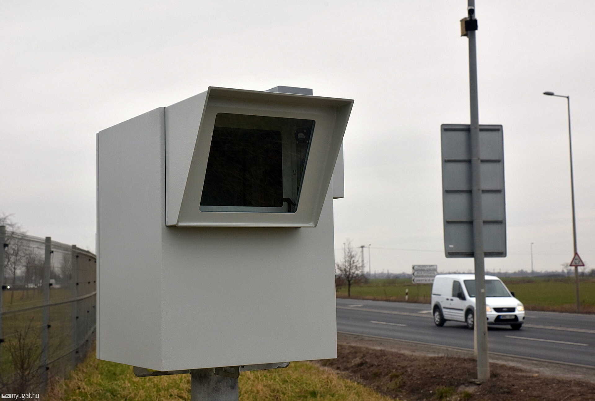 Miért kellene összetörni a traffipax-házat Szombathely határában?