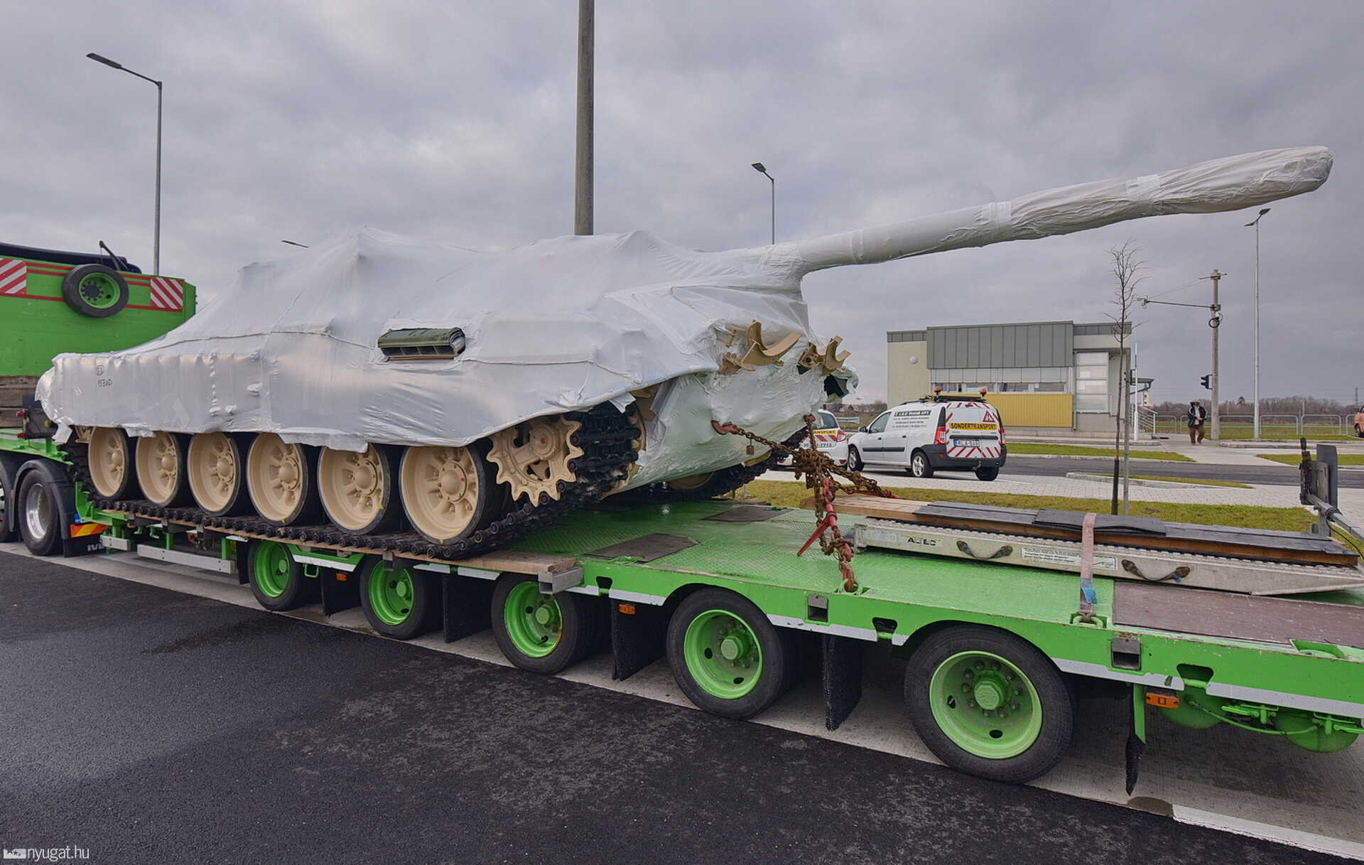 Páncélozott harcjárművek bukkantak fel az M86-oson