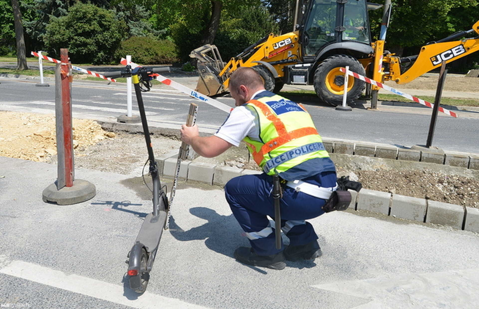 Átengedett egy gyalogost, majd Fordjával elütötte az időközben balról ...