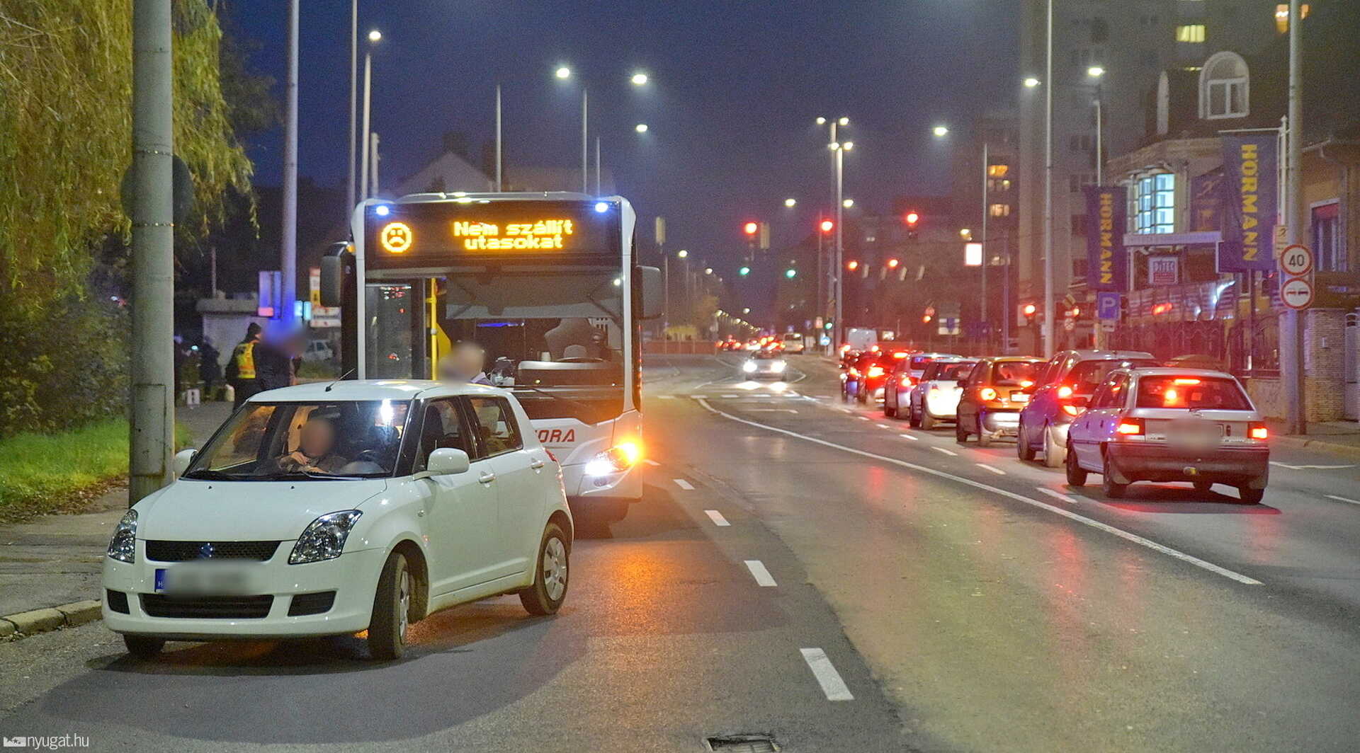 Fékbe taposott egy szombathelyi buszsofőr, térdre esett egy utas