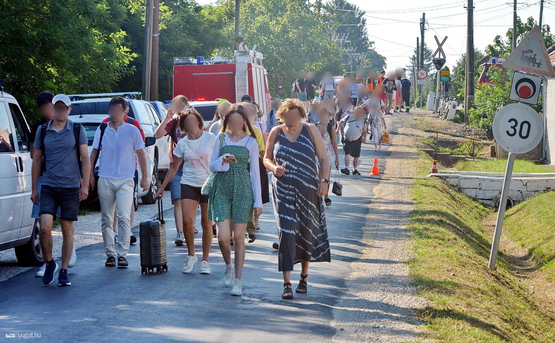 A Savaria InterCity mozdonya legyalulta egy autó elejét, de nem fordította maga alá a kocsit ...