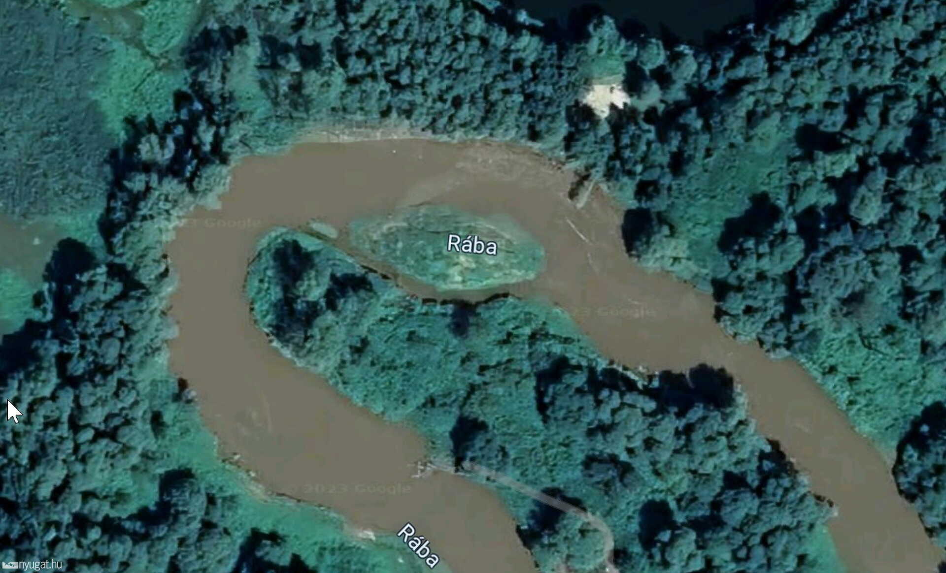 Az áradó Rába szigetéről mentettek embereket a tűzoltók Vasban